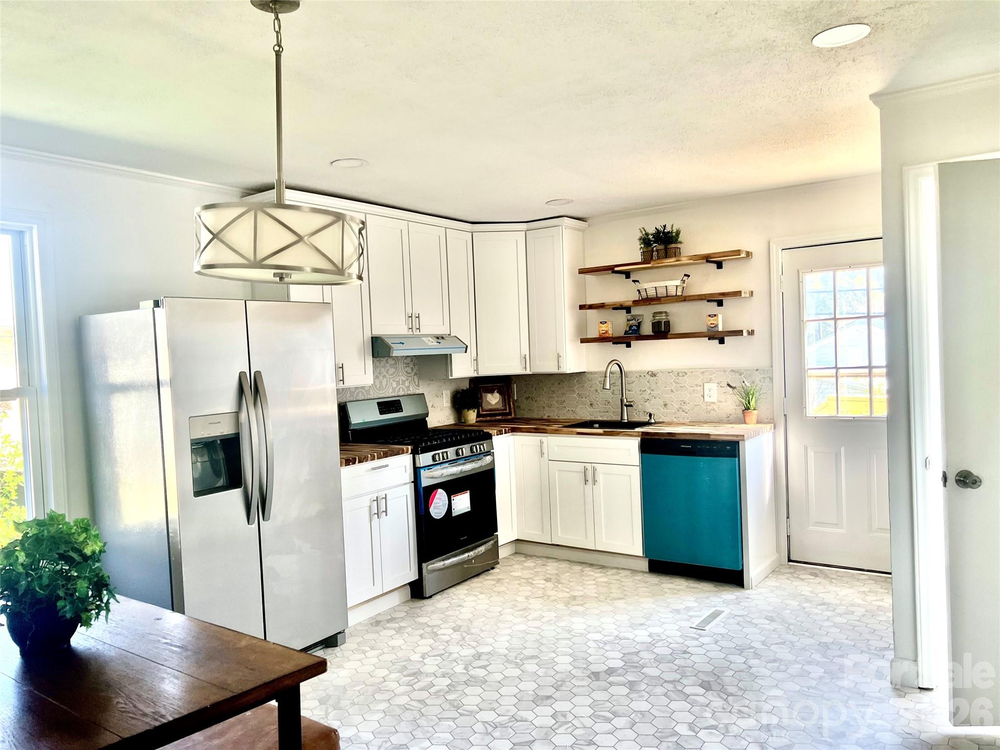 358 Woodlawn Avenue, Cramerton, NC - photo 9 of 40