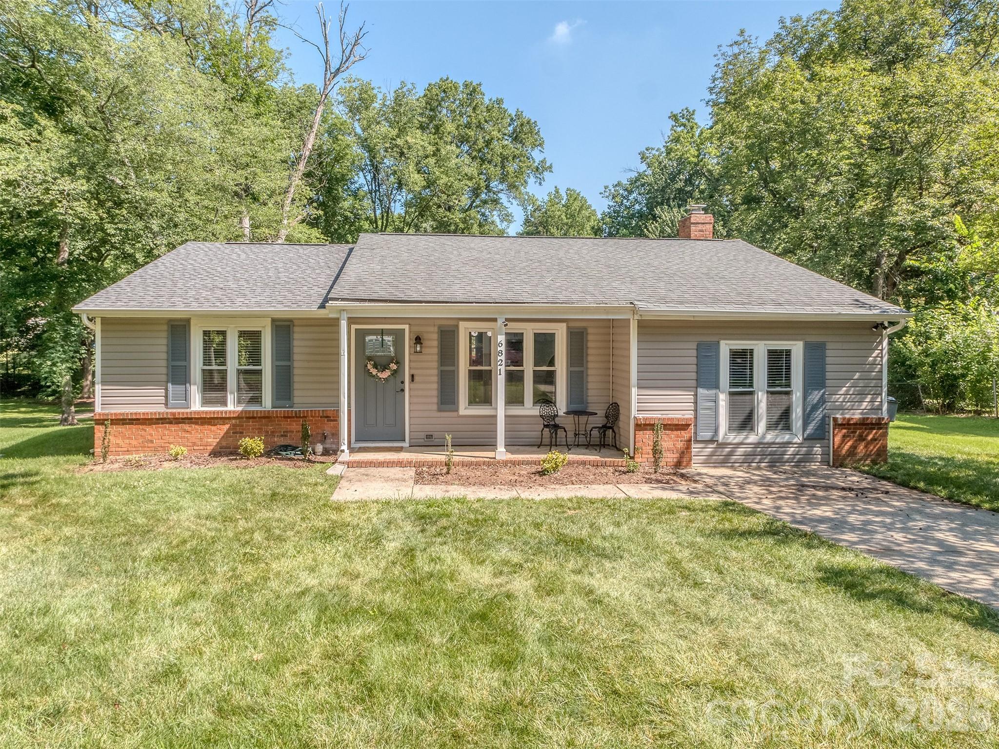 Home for sale at 6821 Saddle Point Road, Charlotte, NC — photo 1 of 25
