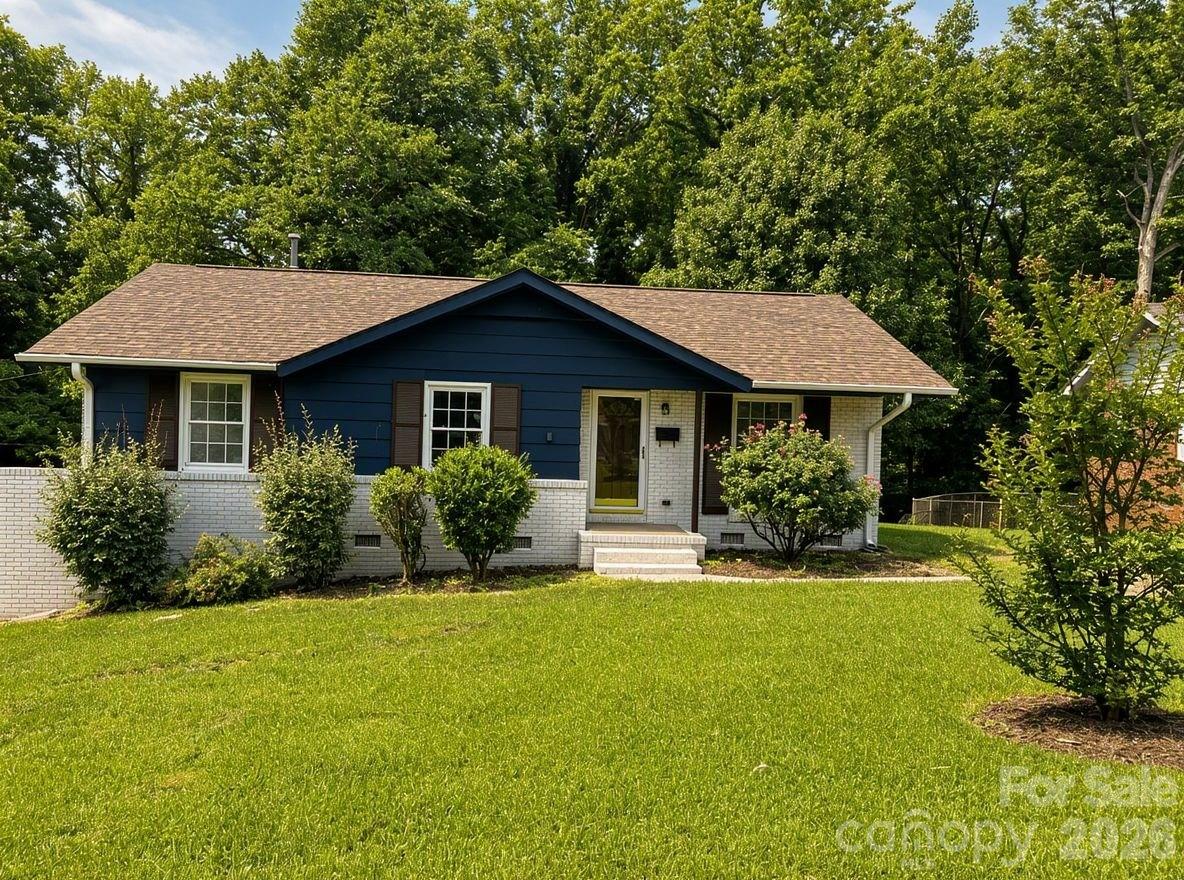 Photo 3 of 1423 Chelveston Drive, Charlotte, NC