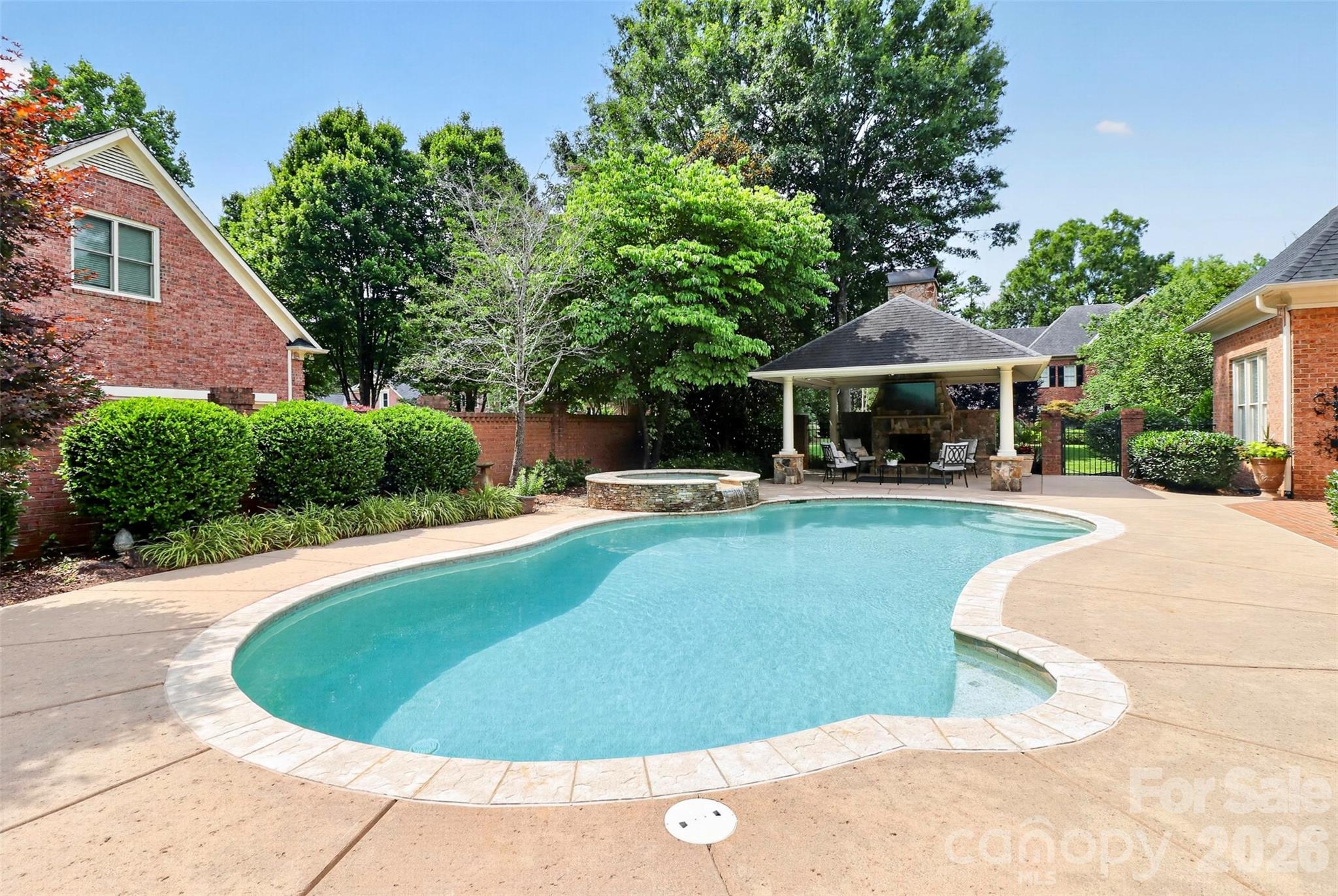 Home for sale at 6907 Meadow Run Lane, Charlotte, NC — photo 7 of 48