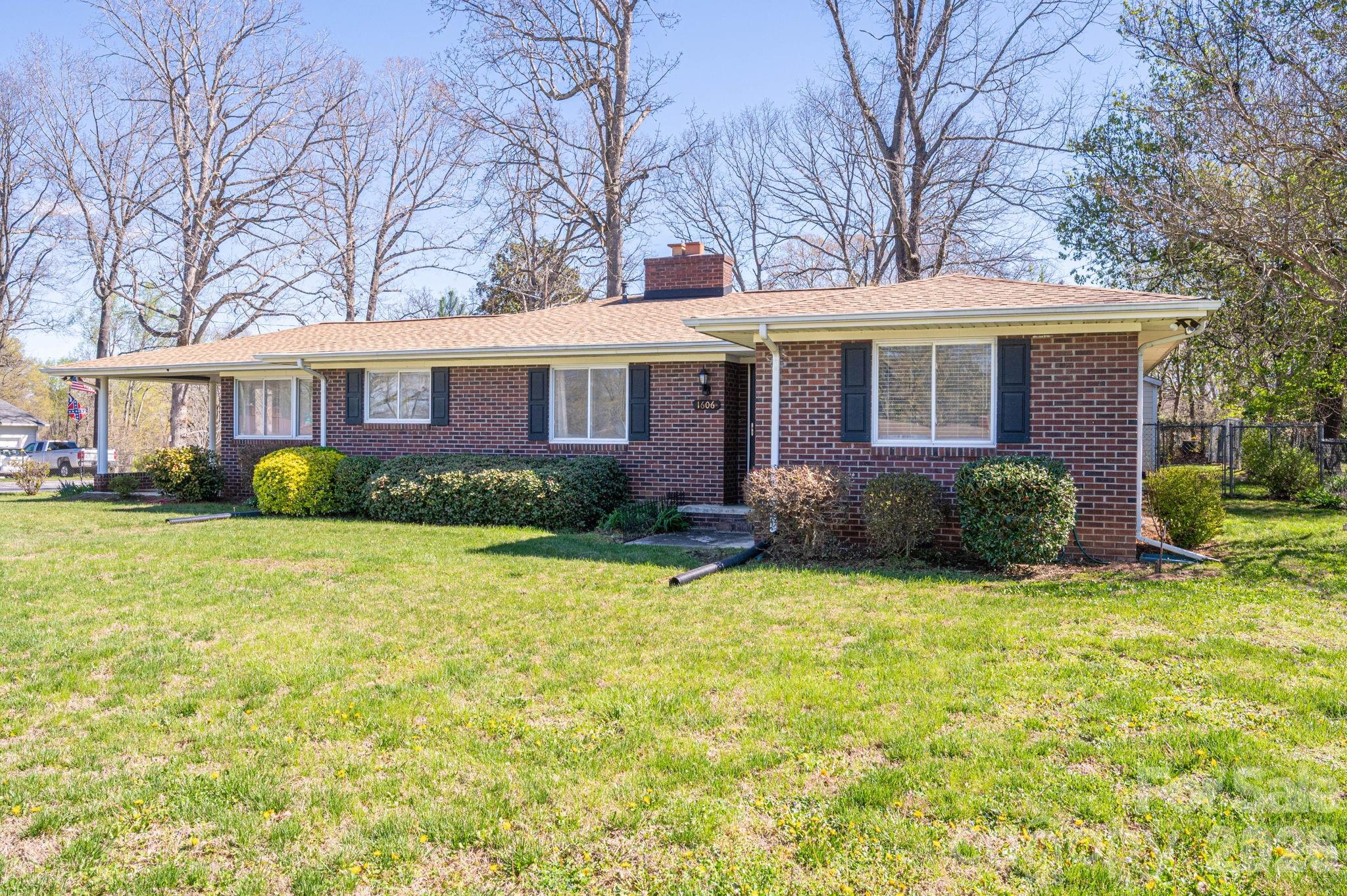 Photo 4 of 1606 Davis Park Road, Gastonia, NC