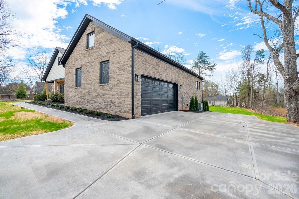 Photo 4 of 1500 Avalon Oaks Court, Dallas, NC