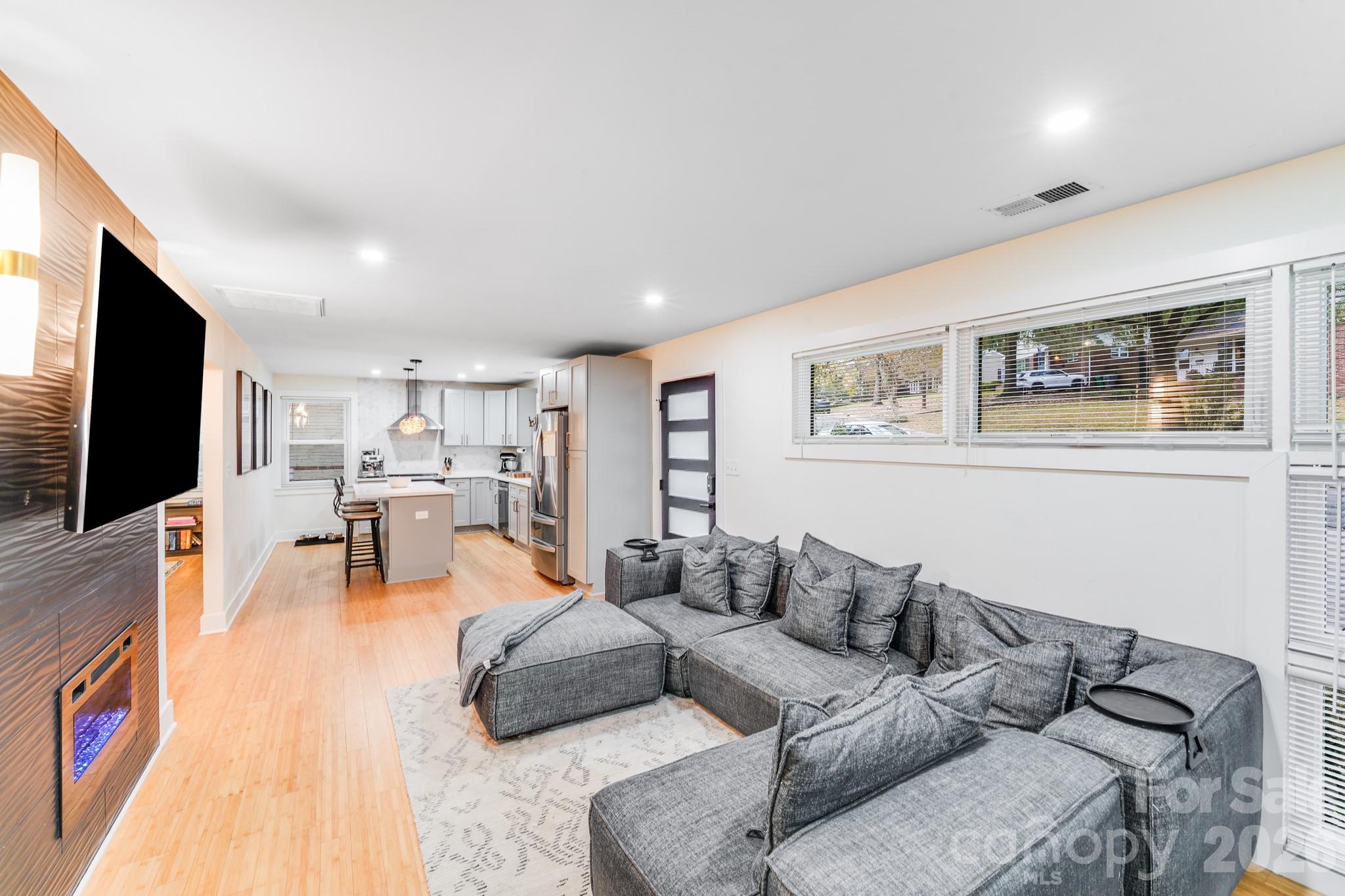 Photo 9 of 4910 Valley Stream Road, Charlotte, NC