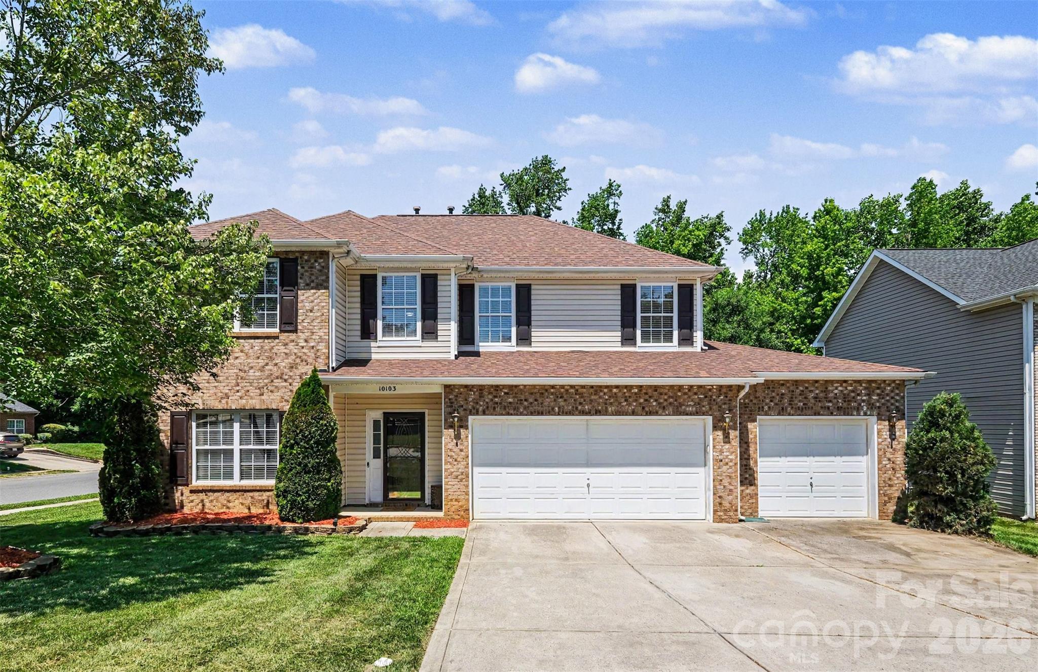 10103 Caldwell Forest Drive, Charlotte, NC - photo 2 of 35