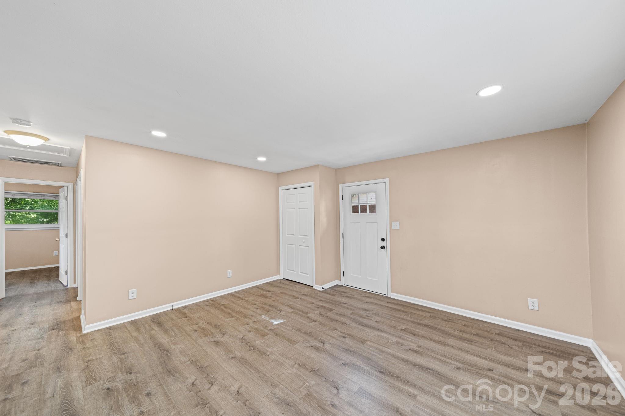 Photo 10 of 5045 Curtiswood Drive, Charlotte, NC