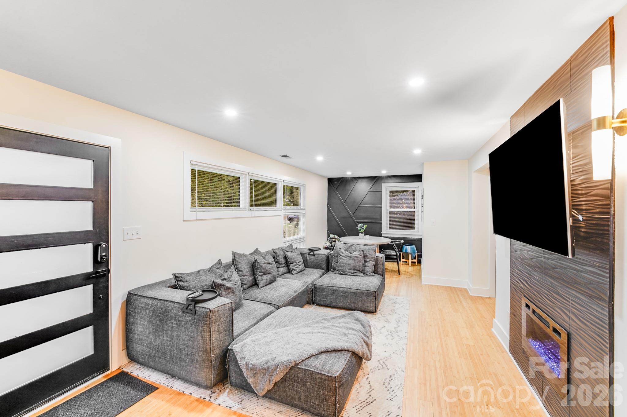 Photo 4 of 4910 Valley Stream Road, Charlotte, NC