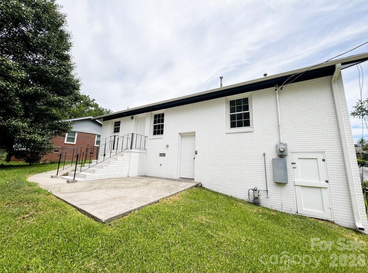 Photo 17 of 1423 Chelveston Drive, Charlotte, NC
