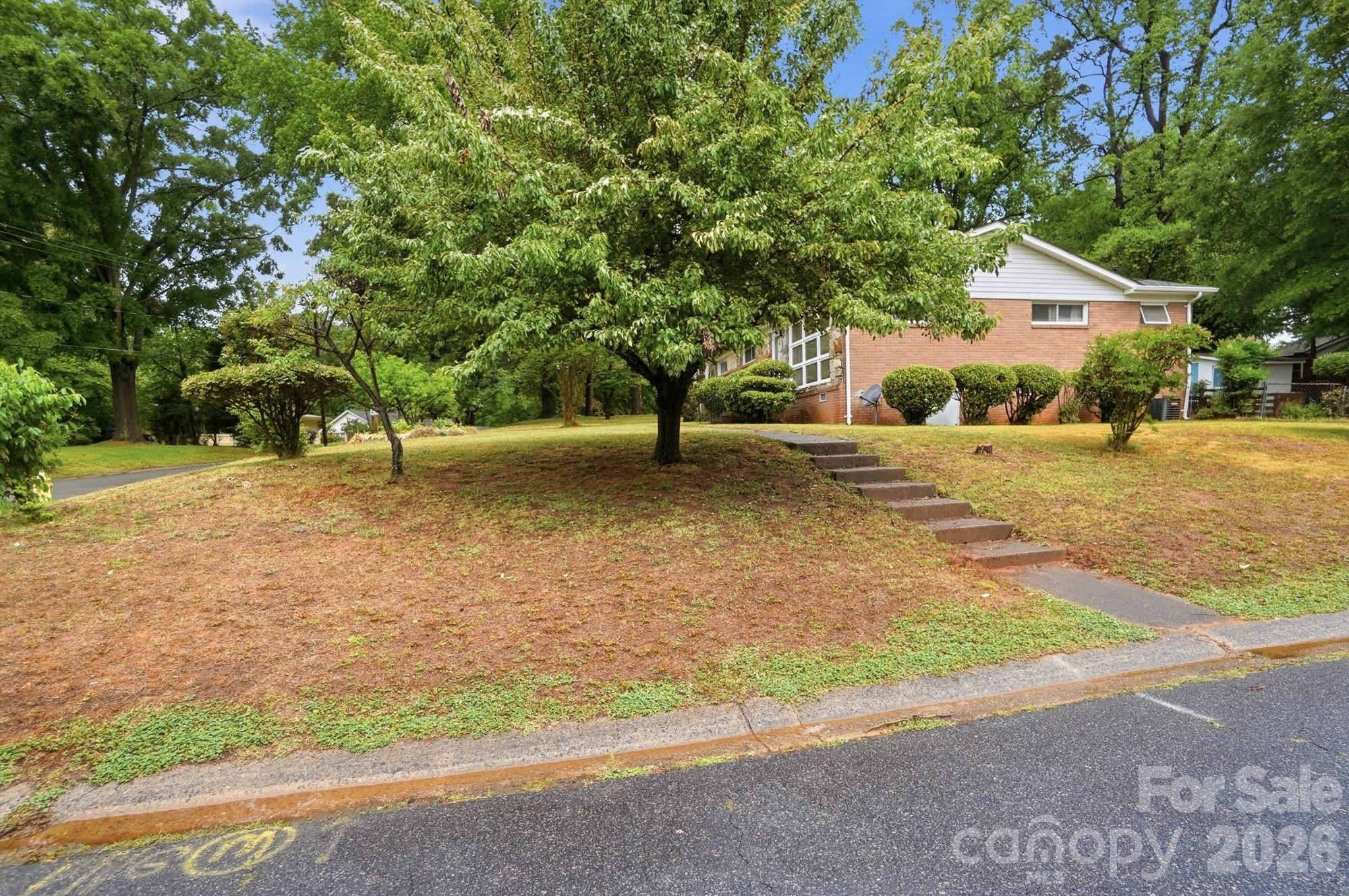 6239 Netherwood Drive, Charlotte, NC - photo 4 of 45