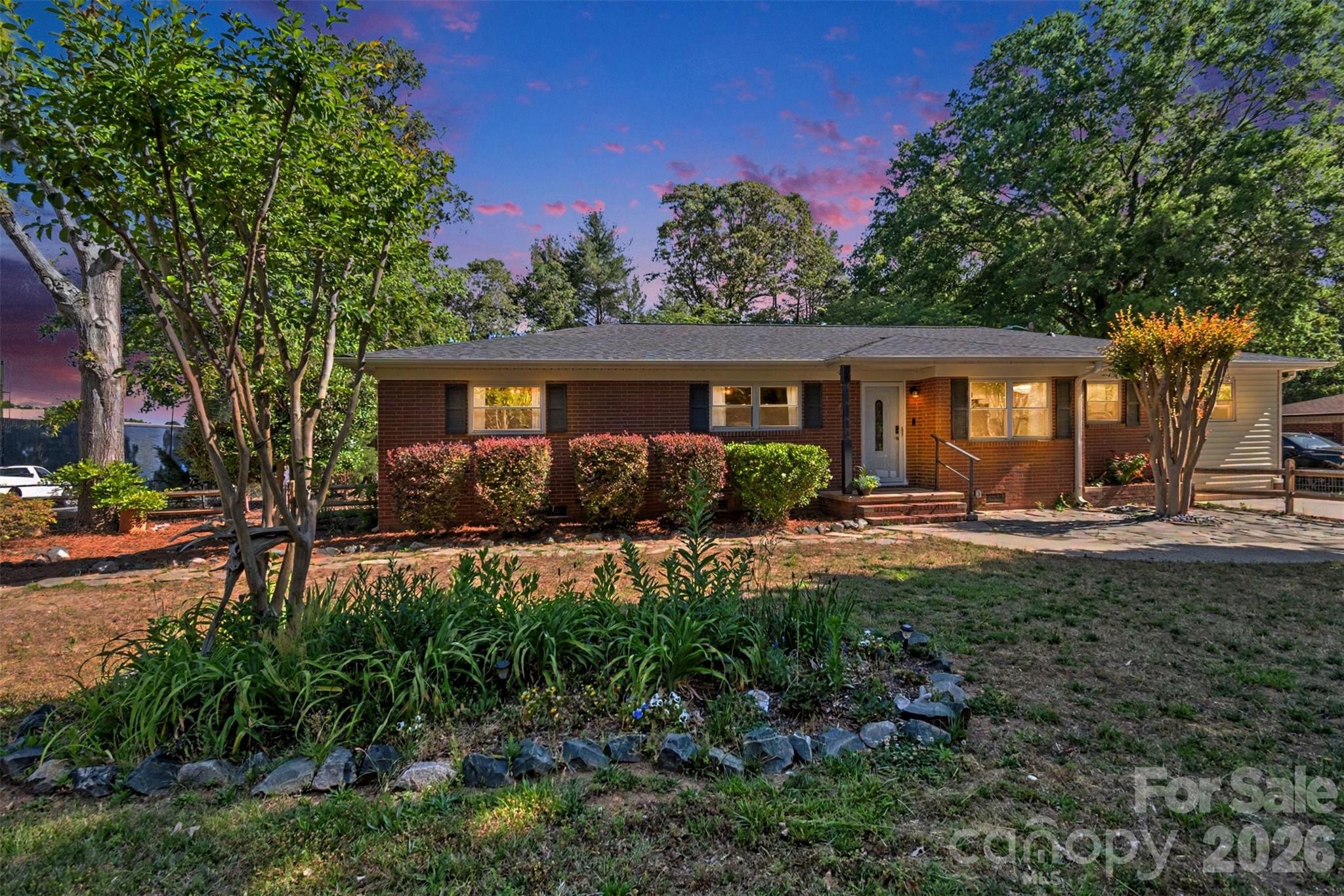 738 Edgemoor Drive, Mooresville, NC - photo 2 of 26