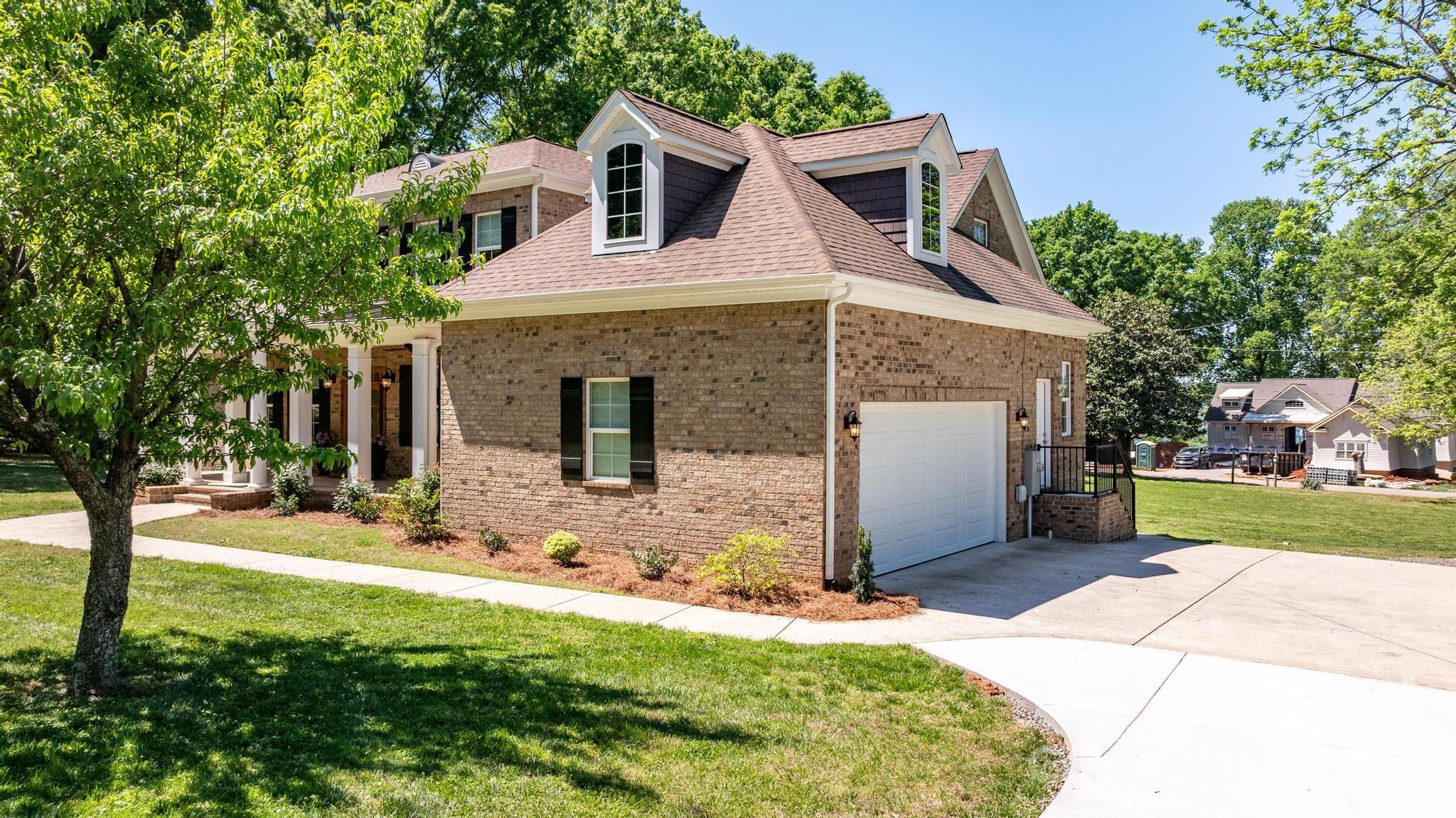 Photo 3 of 123 Lakefront Drive, Mooresville, NC