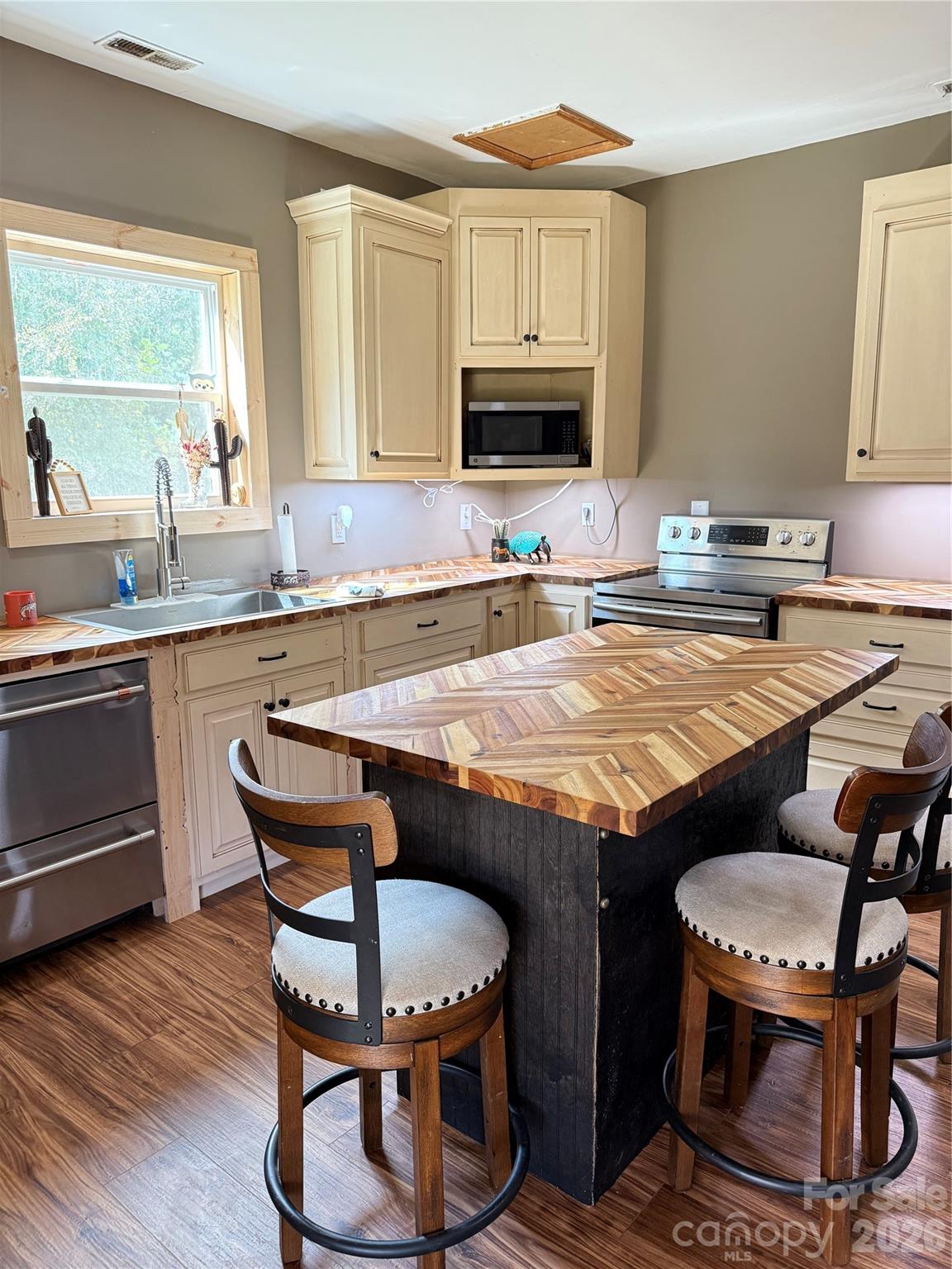 Home for sale at 15869 Silver Road, Oakboro, NC — photo 5 of 40