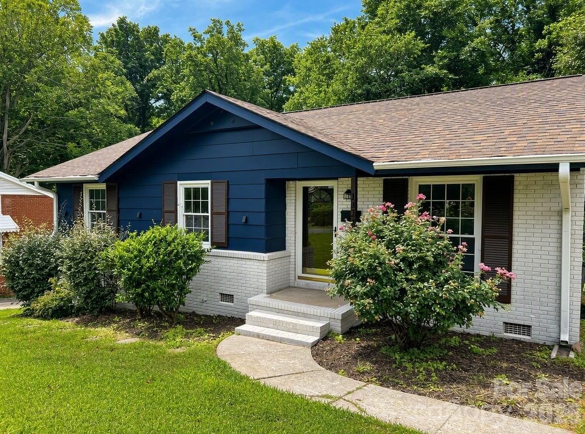 Home for sale at 1423 Chelveston Drive, Charlotte, NC — photo 1 of 27