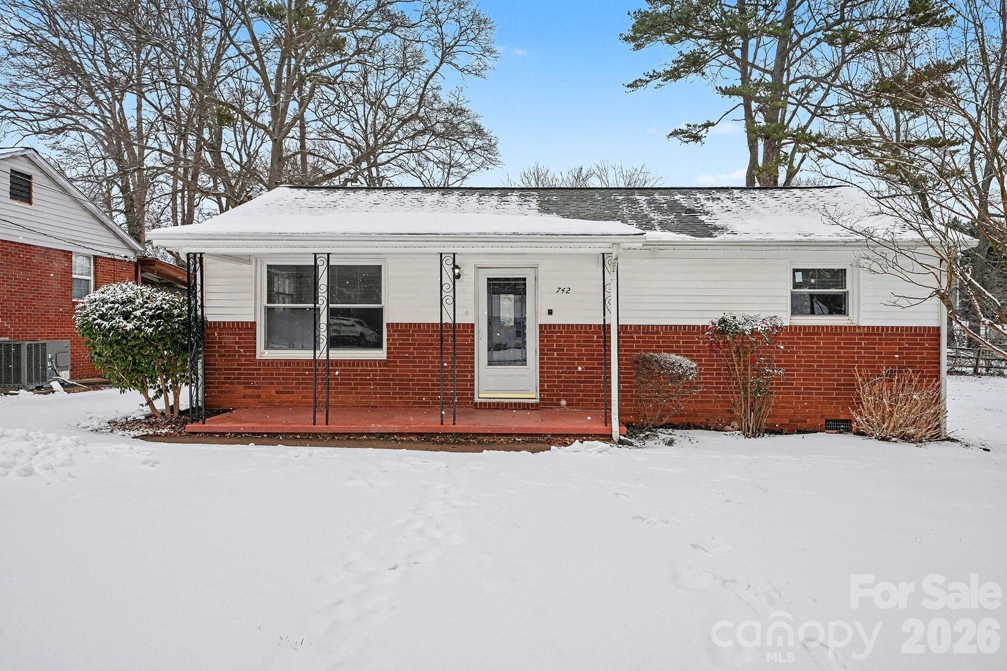 Photo 2 of 742 N Mulberry Street, Statesville, NC