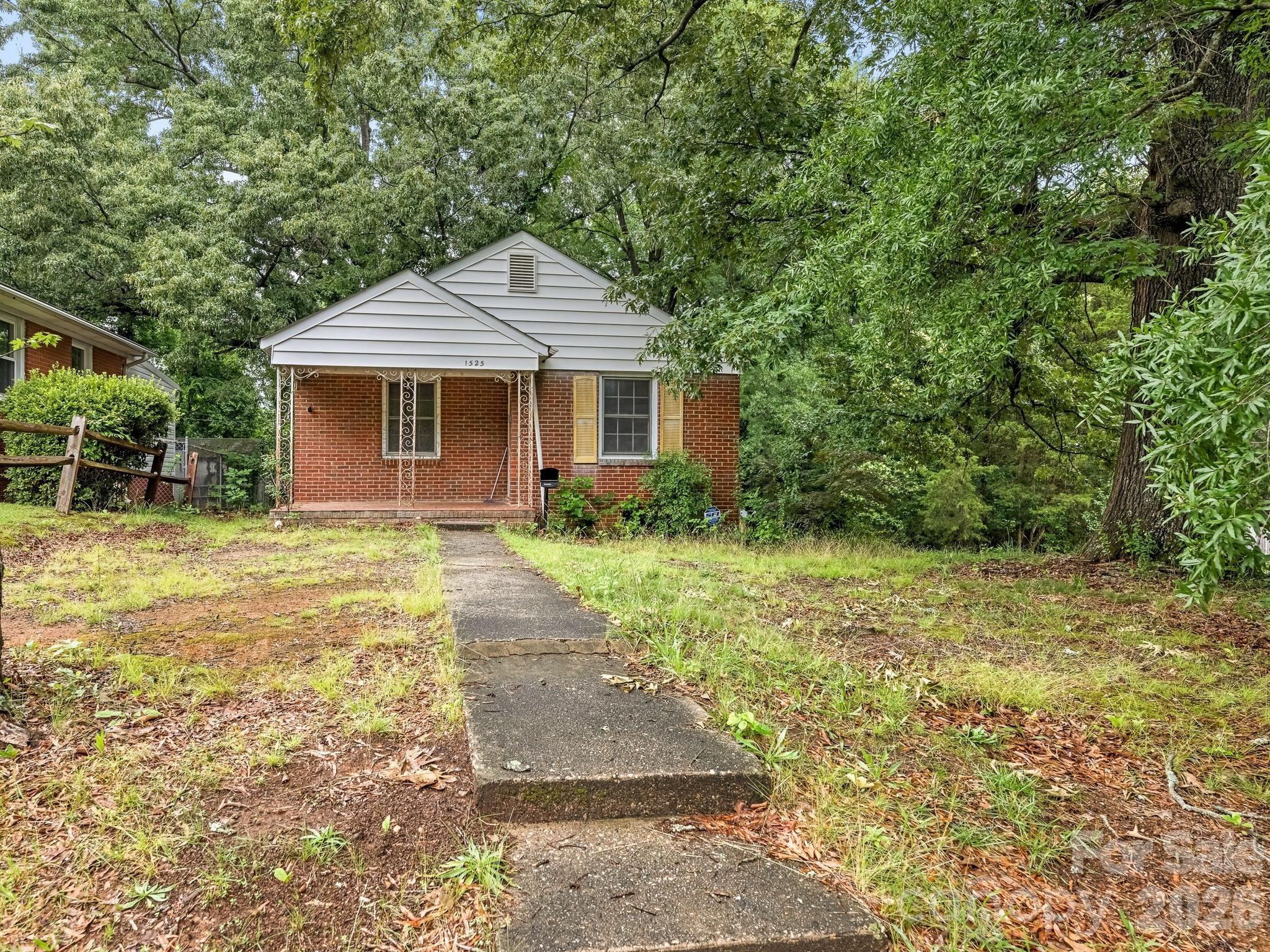 Home for sale at 1525 Herrin Avenue, Charlotte, NC — photo 1 of 13