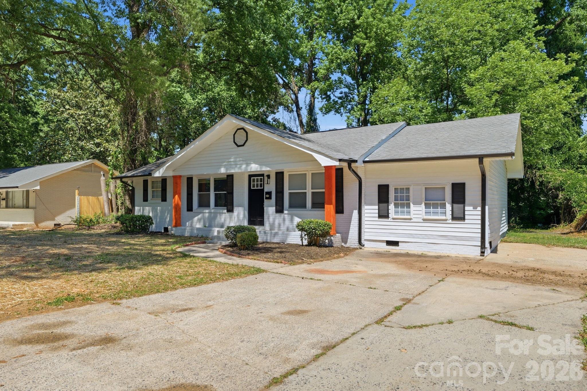 Home for sale at 810 Echo Glen Road, Charlotte, NC — photo 1 of 27