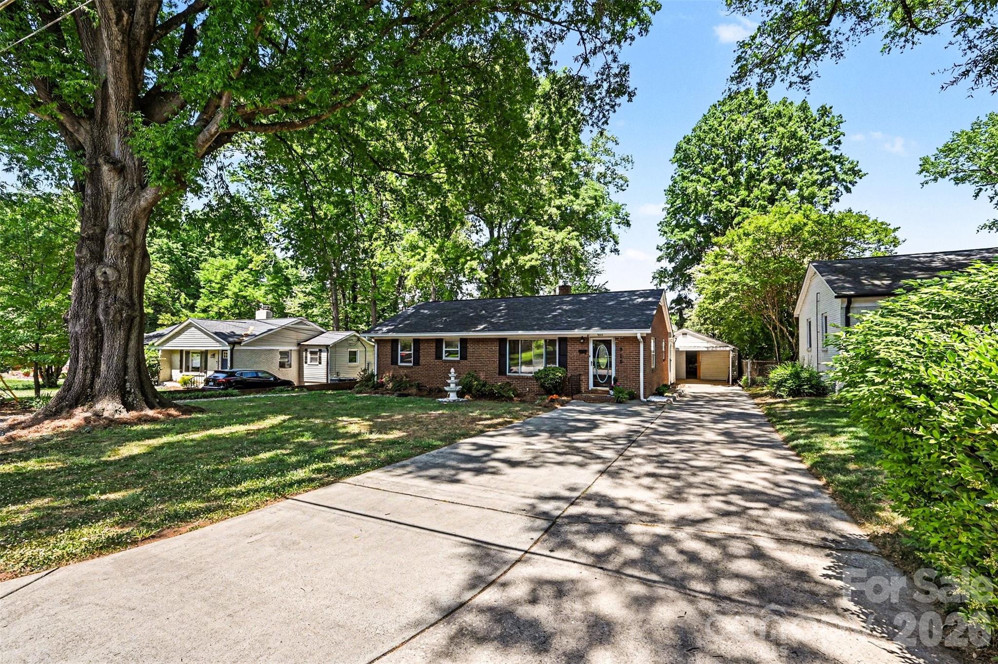 Photo 4 of 955 Hickory Nut Street, Charlotte, NC