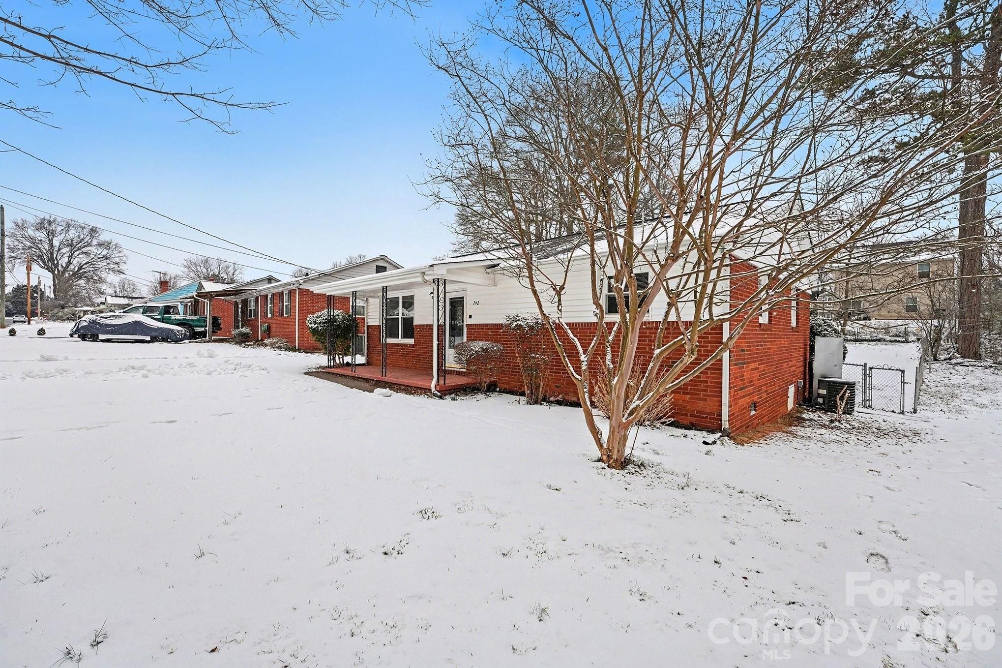 Photo 3 of 742 N Mulberry Street, Statesville, NC
