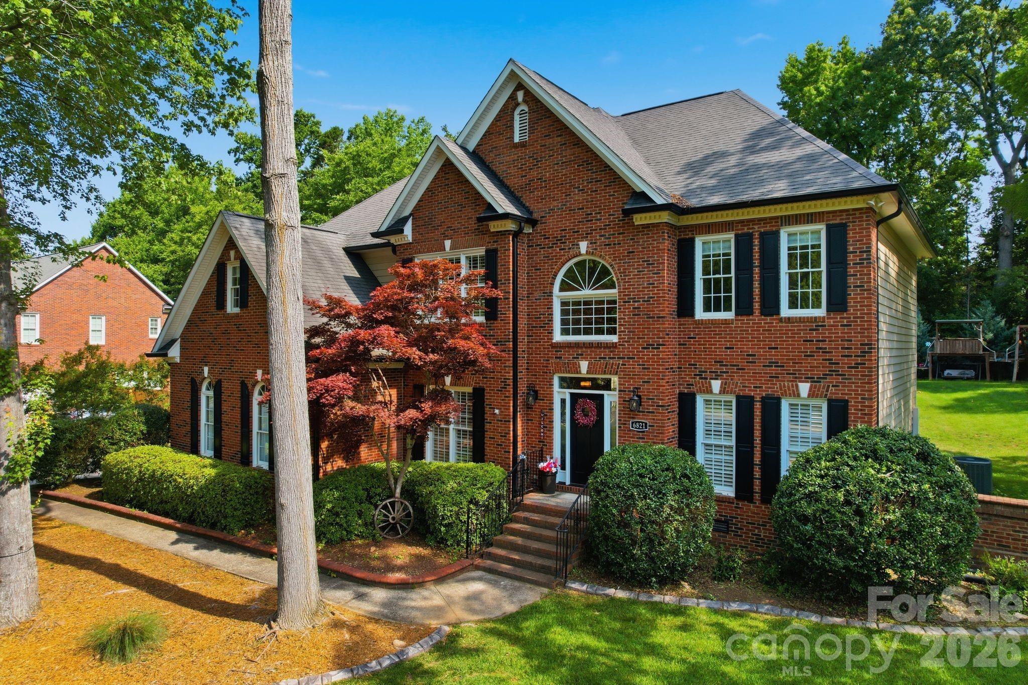 Home for sale at 6821 Hollow Oak Drive, Charlotte, NC — photo 2 of 38