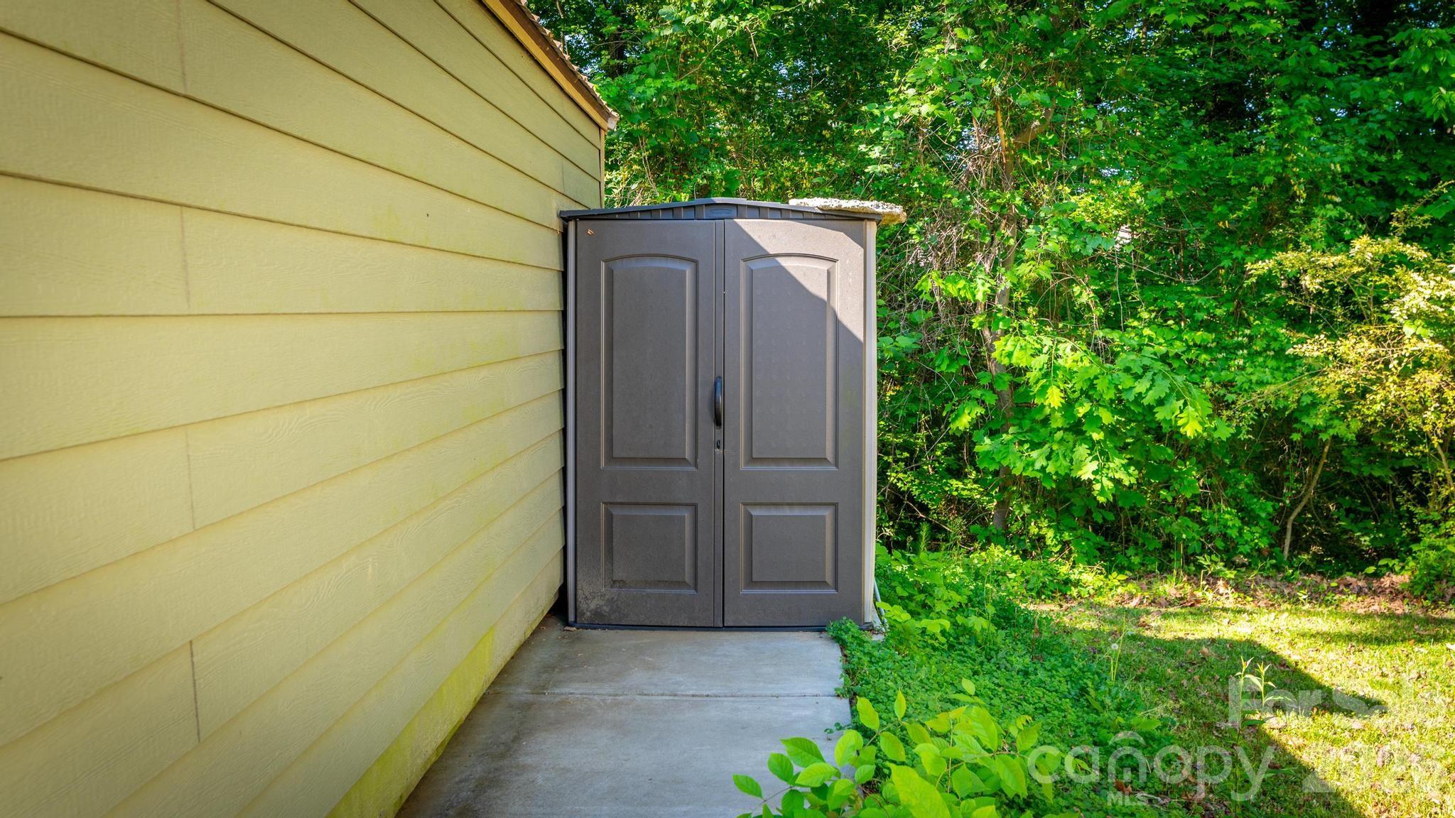 Photo 9 of 3828 Oakwood Road, Charlotte, NC