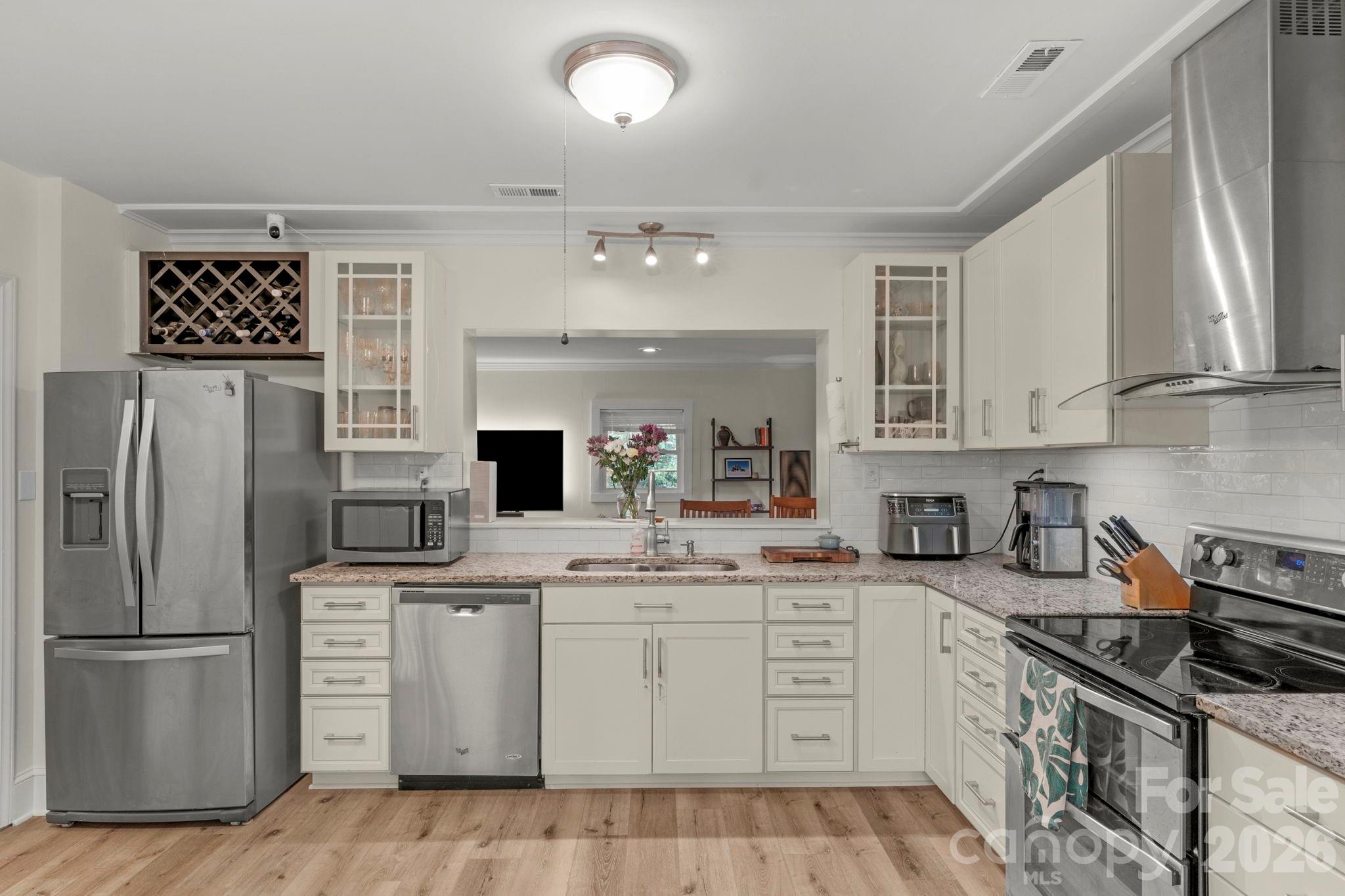 6038 Netherwood Drive, Charlotte, NC - photo 7 of 42