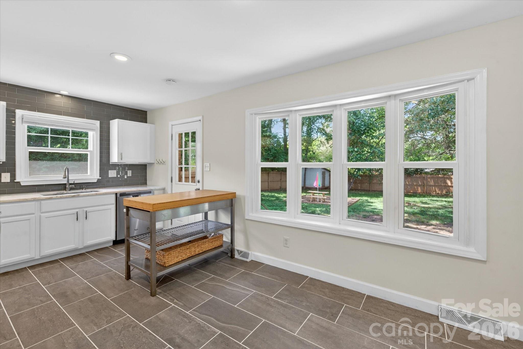 6912 Woodstock Drive, Charlotte, NC - photo 9 of 31