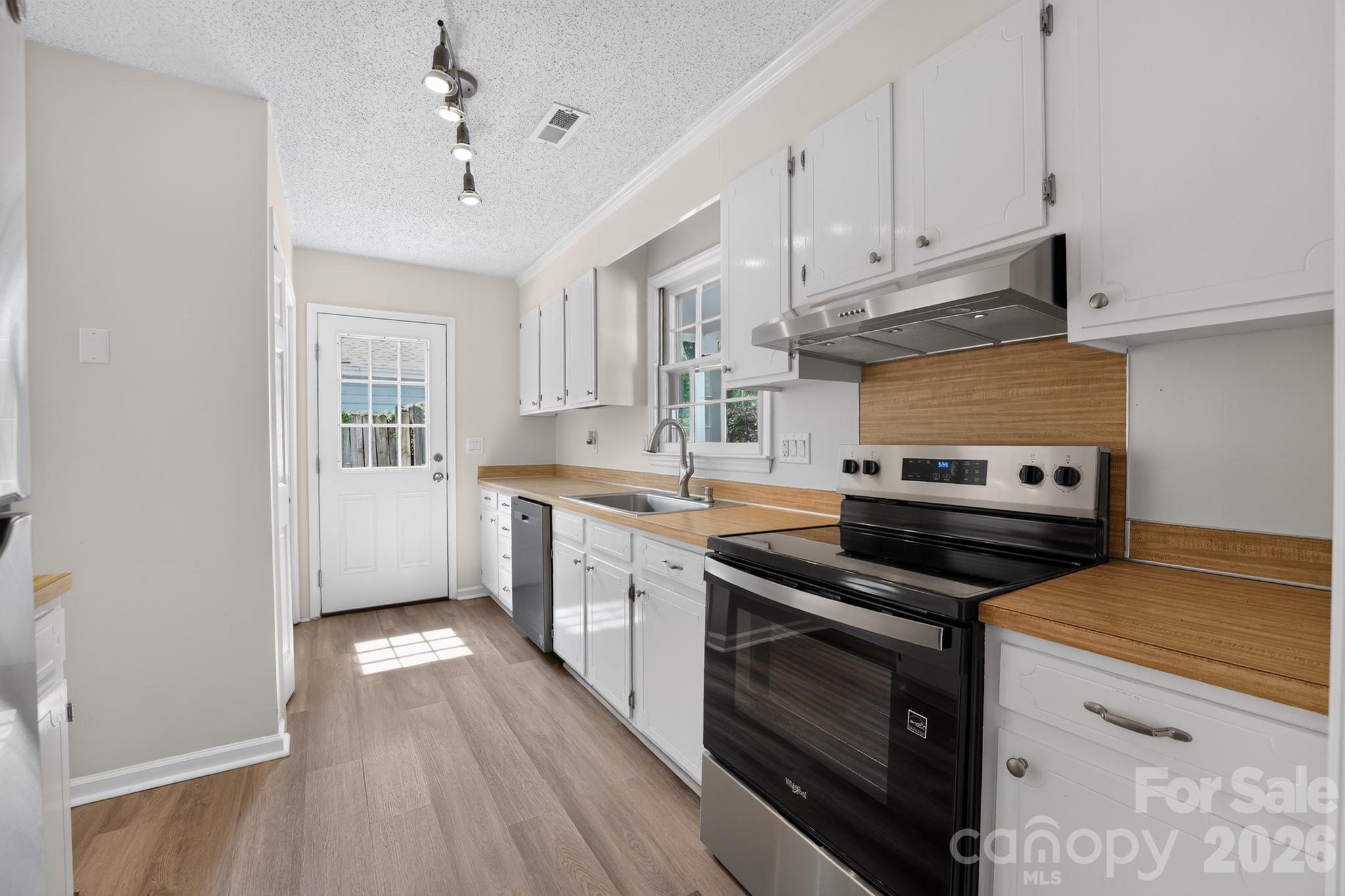 Photo 8 of 7812 Surreywood Place, Charlotte, NC