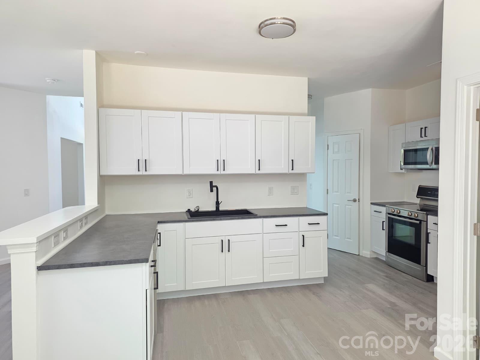 Photo 11 of 10317 Stoneykirk Lane, Charlotte, NC