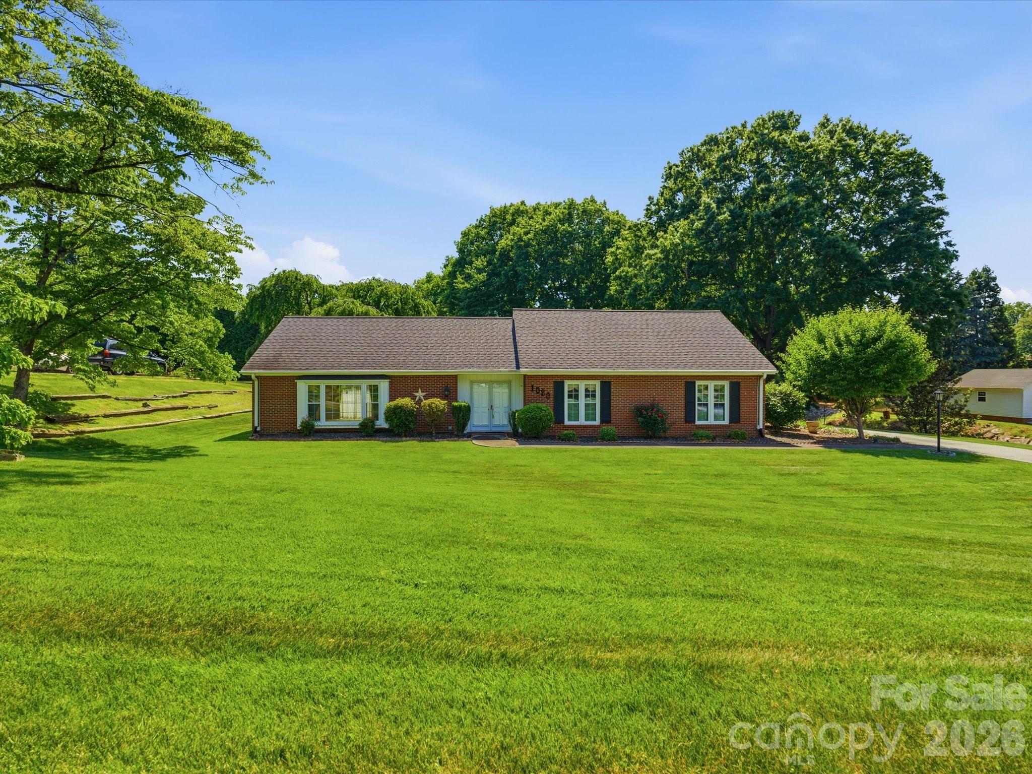 Photo 2 of 1020 Longreen Drive, Kernersville, NC