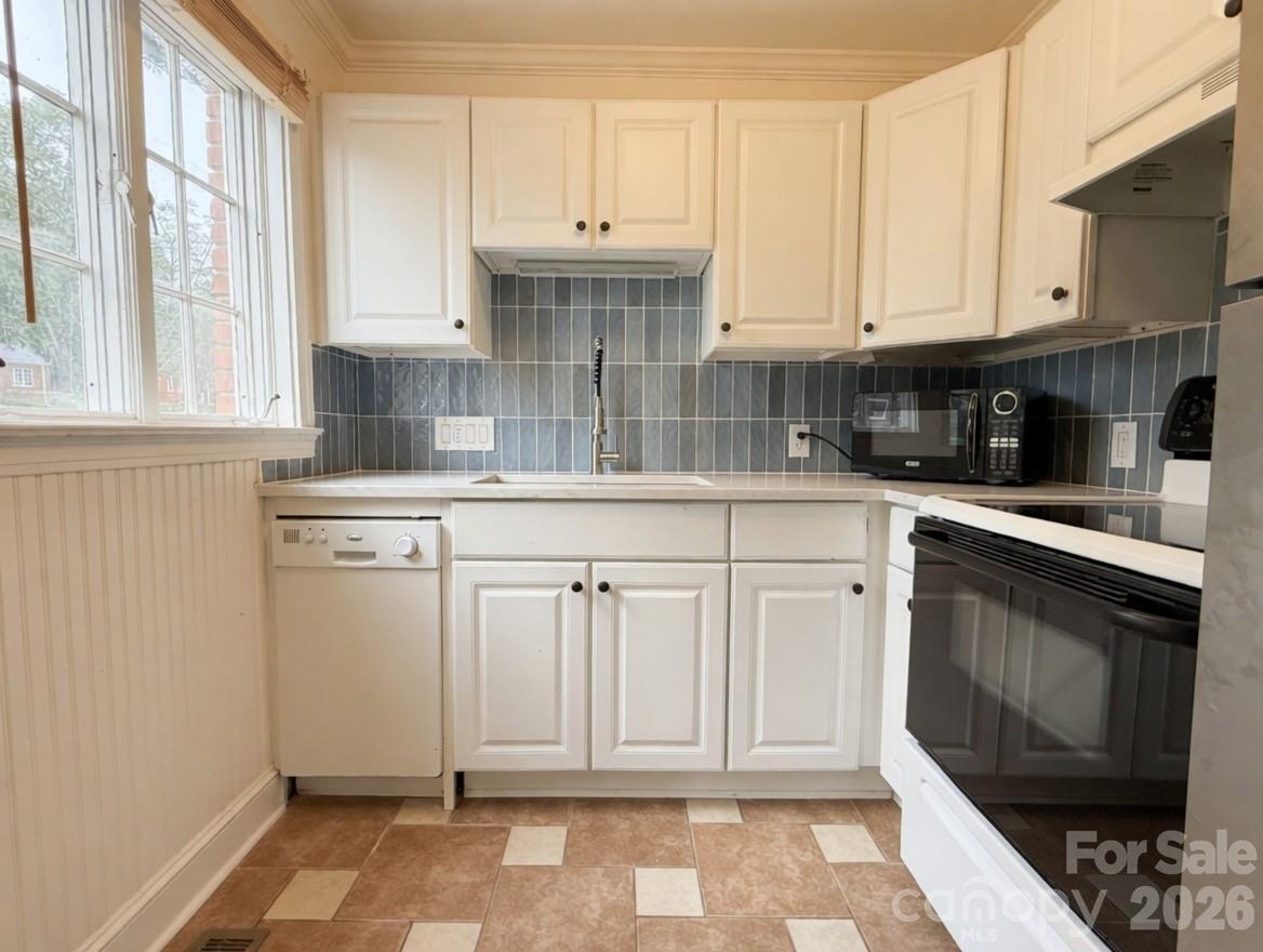 Home for sale at 1811 Lynnwood Drive, Charlotte, NC — photo 1 of 16