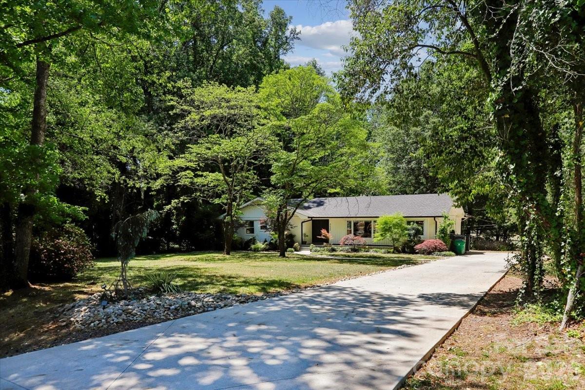 Photo 3 of 4640 Town And Country Drive, Charlotte, NC