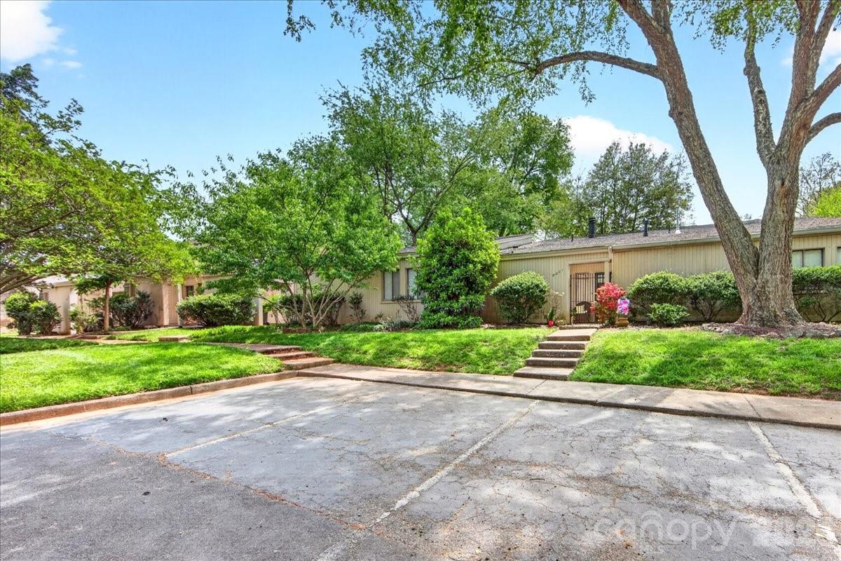 Photo 3 of 8007 Horse Chestnut Lane, Charlotte, NC