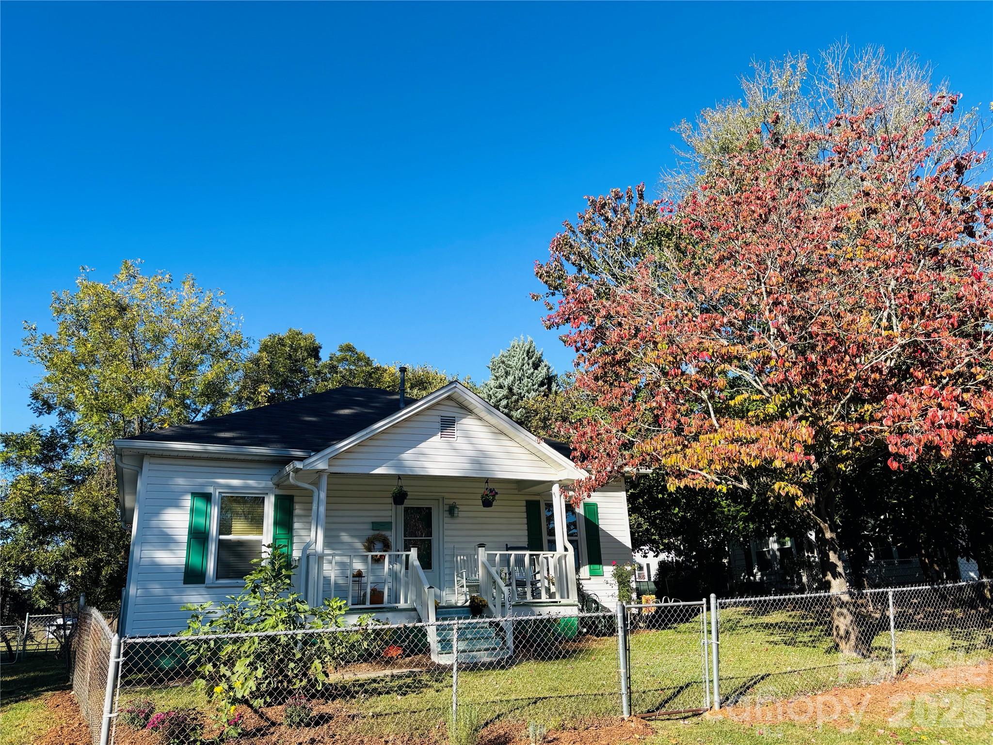 Photo 2 of 302 Park Avenue, Mount Holly, NC