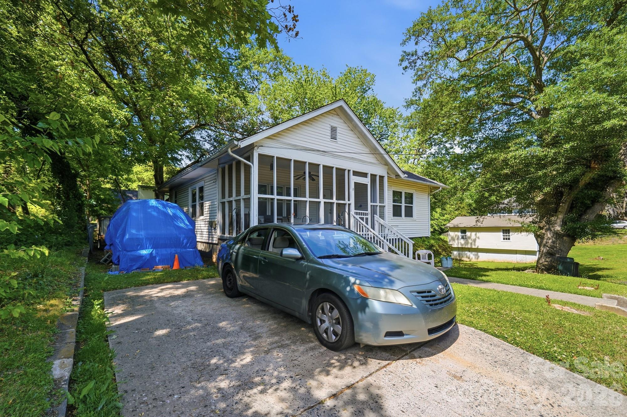 Photo 2 of 1018 W 5th Avenue, Gastonia, NC