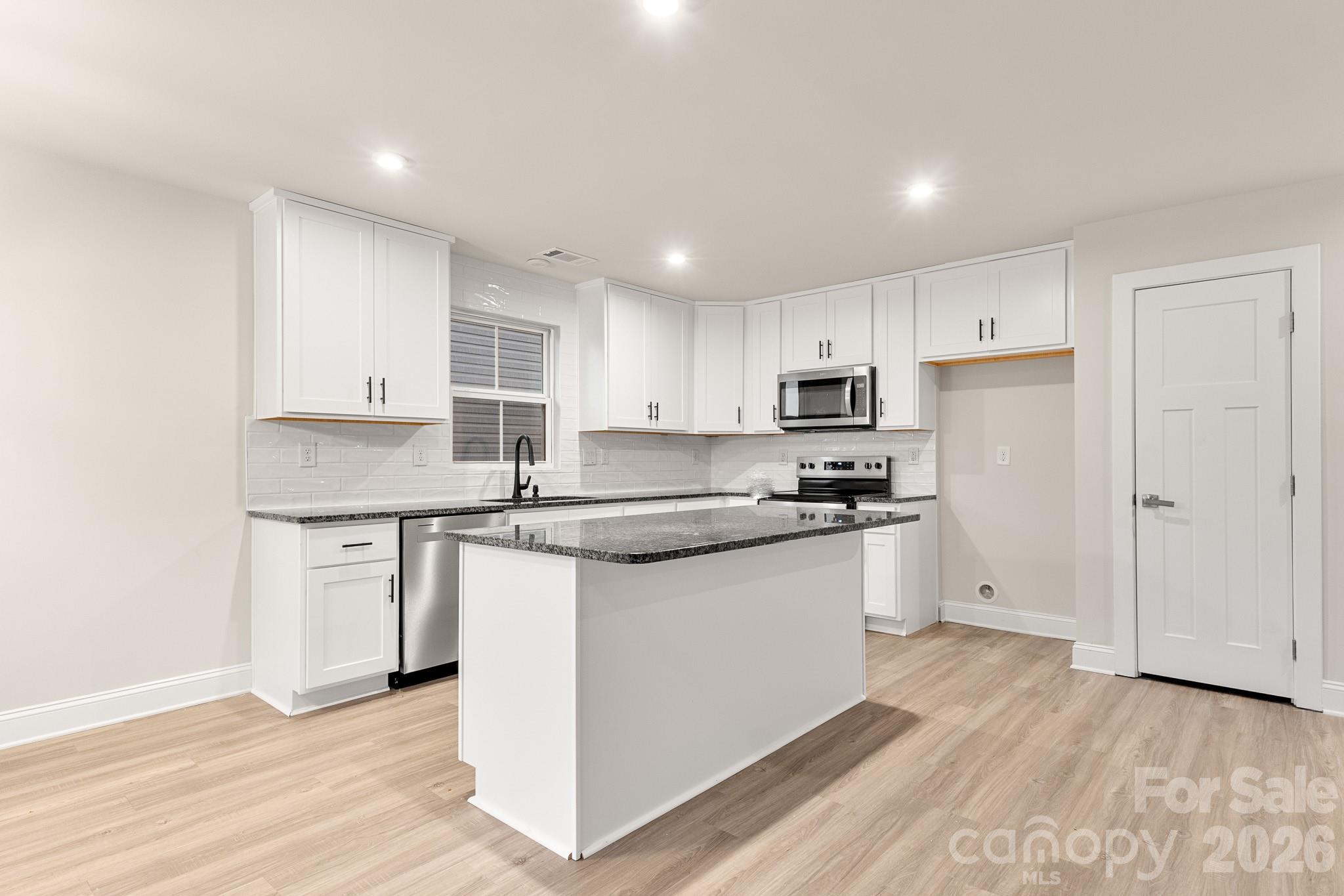 4238 Mackinnon Drive, Charlotte, NC - photo 9 of 38