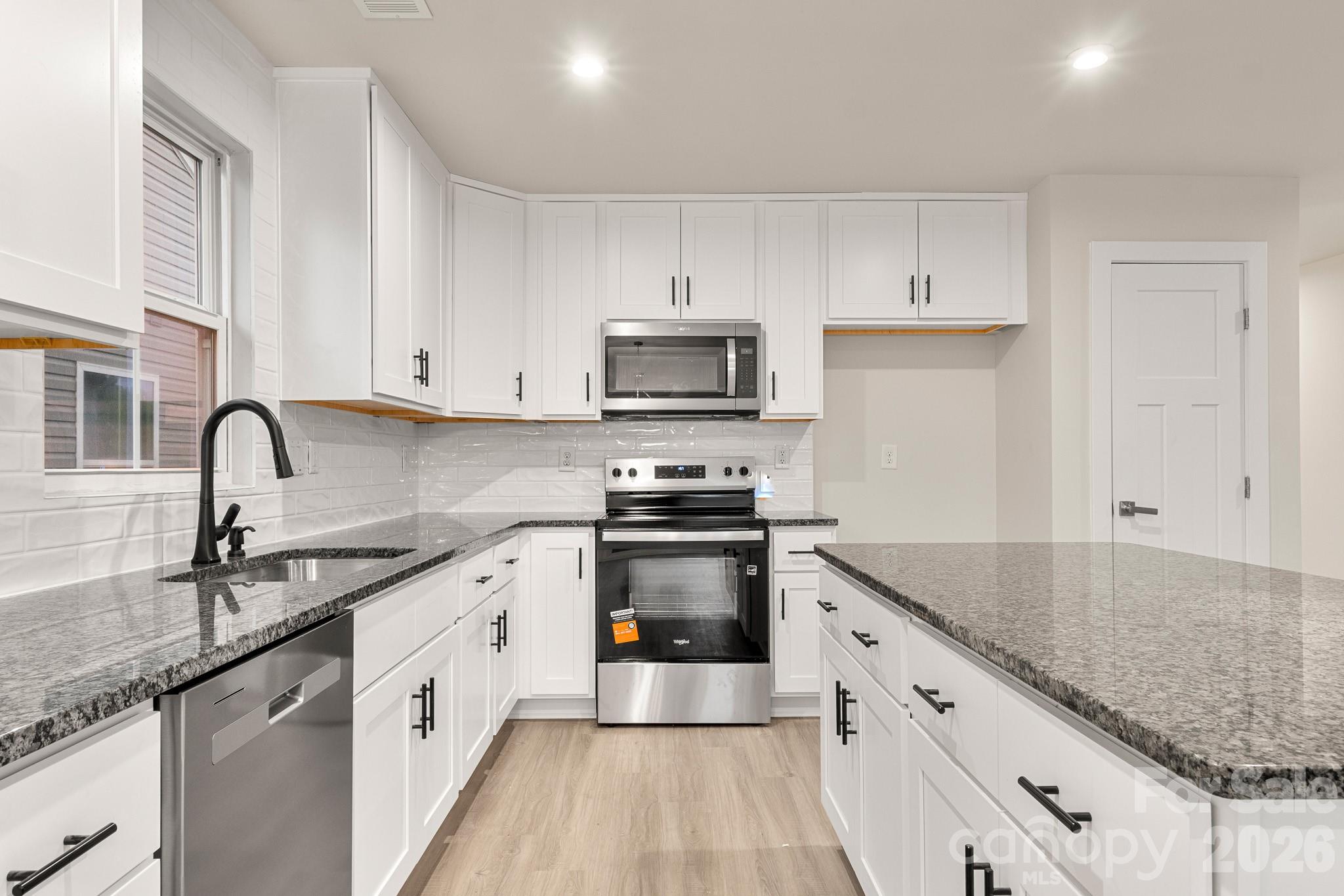 4238 Mackinnon Drive, Charlotte, NC - photo 10 of 38