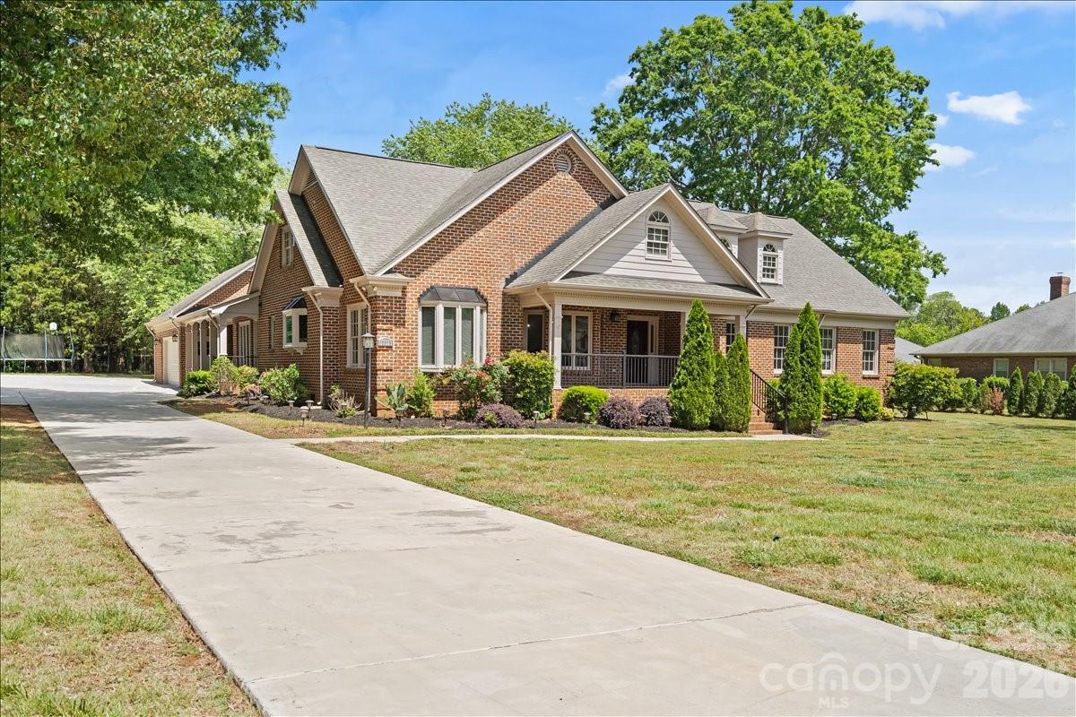 Photo 3 of 13815 Holgate Hill Drive, Mint Hill, NC