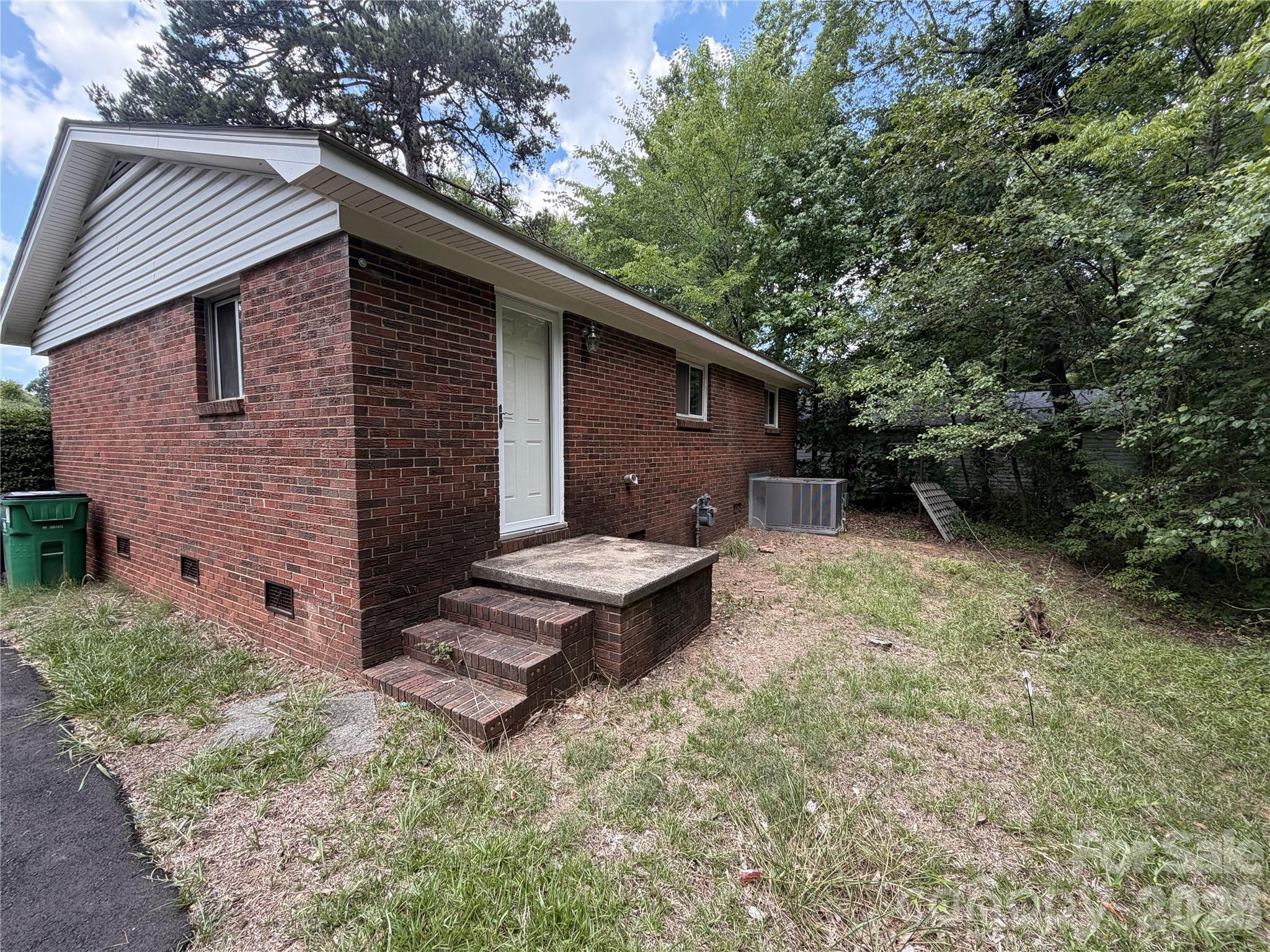 Home for sale at 2824 Cedarhurst Drive, Charlotte, NC — photo 4 of 27