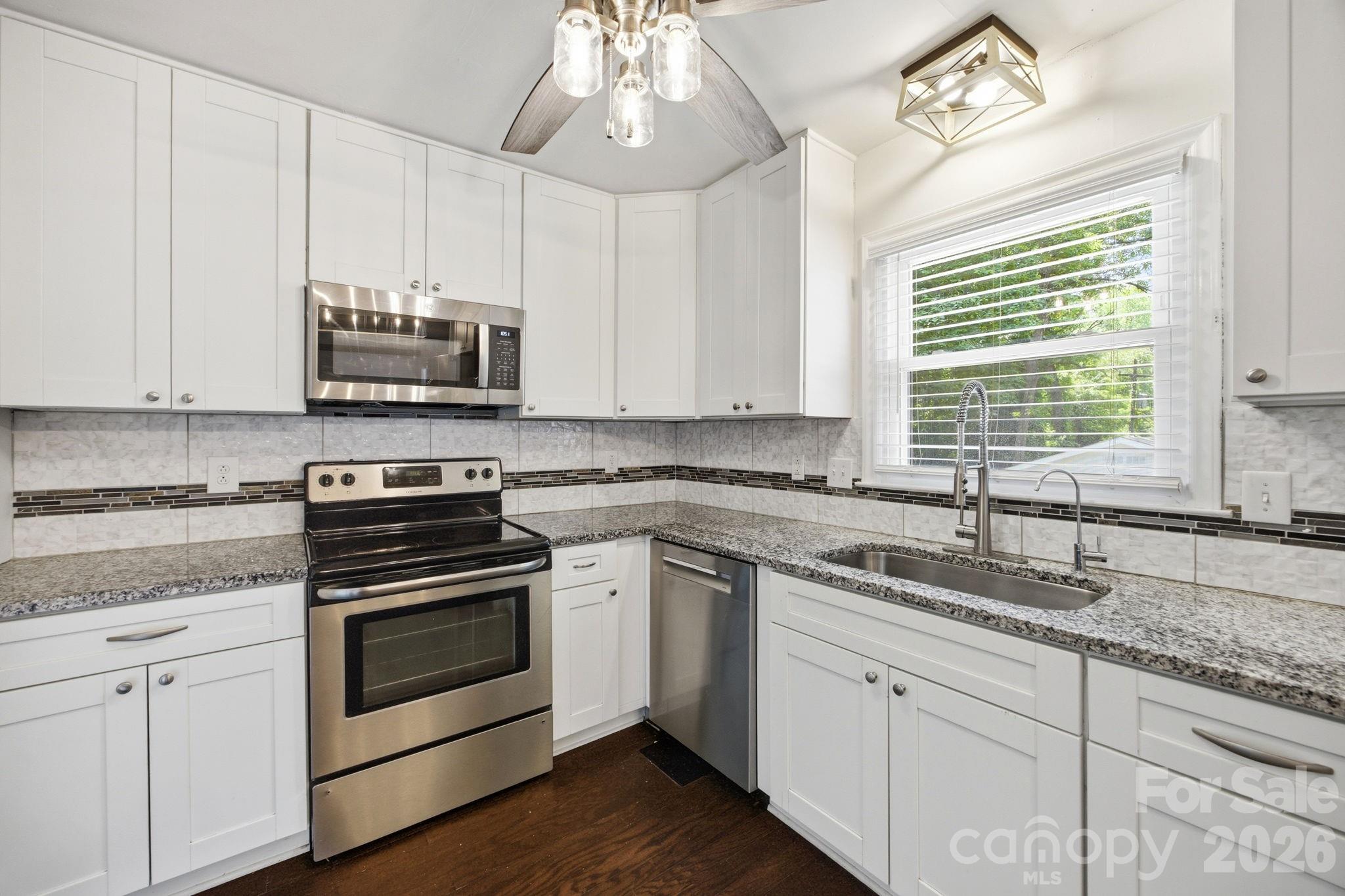 6727 Glenmoor Drive, Charlotte, NC - photo 11 of 32