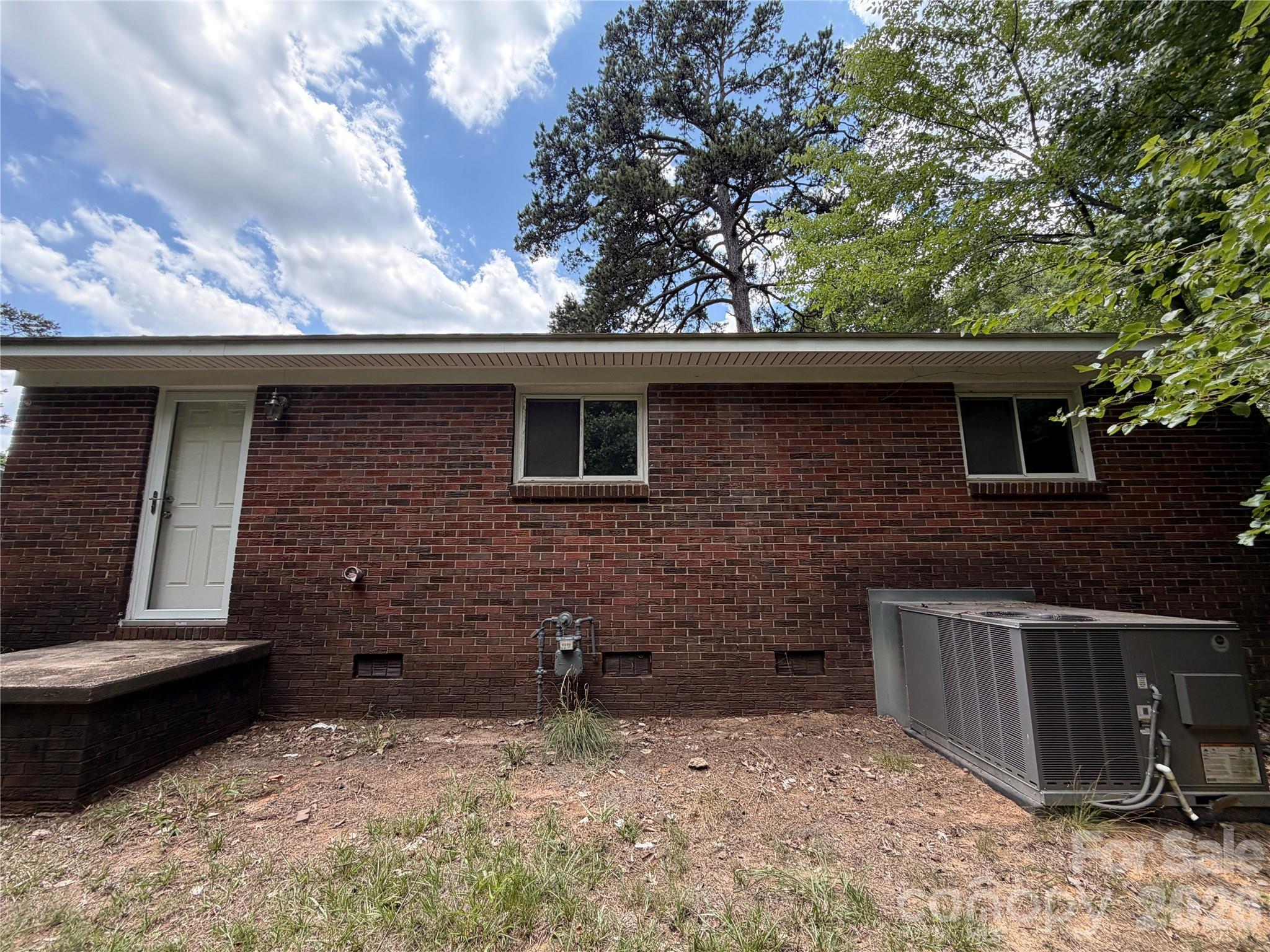 Home for sale at 2824 Cedarhurst Drive, Charlotte, NC — photo 6 of 27