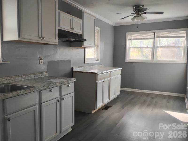 Photo 3 of 986 N Arant Street, Pageland, SC