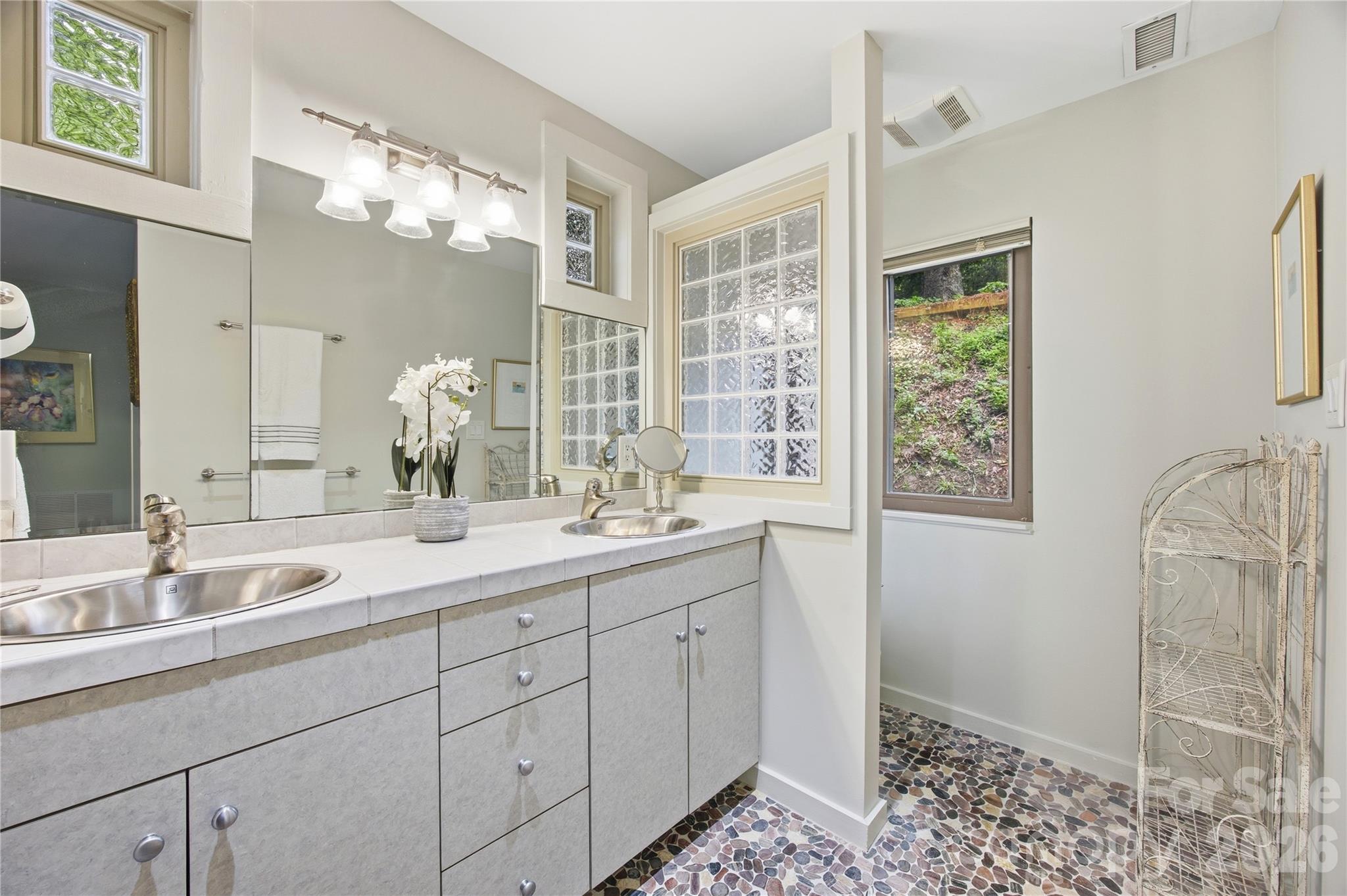 Photo 11 of 2724 Huntingtowne Farms Lane, Charlotte, NC