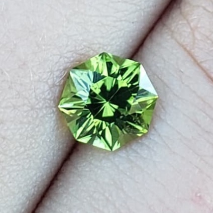 Octagon Chinese Peridot from ilovegreenrocks / Nadine | Loupe Troop