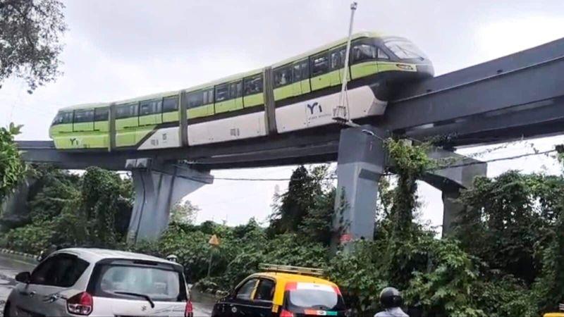 NRIPage | Articles | 582 Passengers Rescued From Stranded Mumbai Monorail After 4-Hour Wait Amid ...