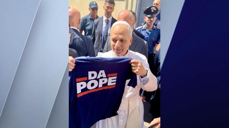 NRIPage | Articles | Chicago family gifts Da Pope Bears shirt to Pope ...