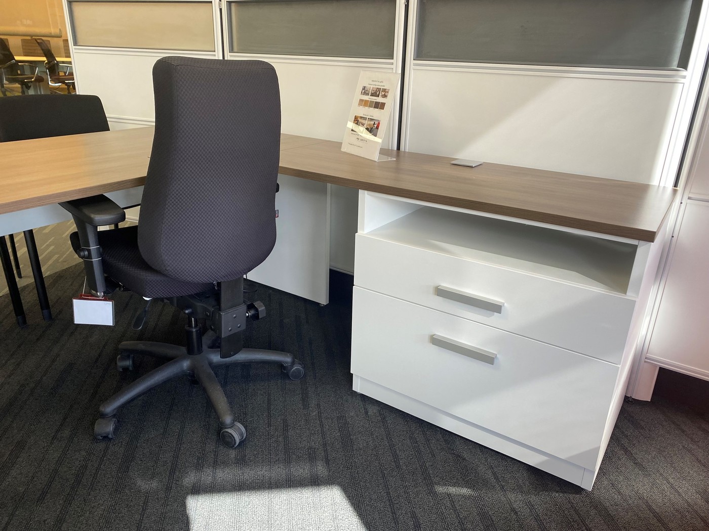 L shaped desk with level pedestal by Logiflex - Oburo