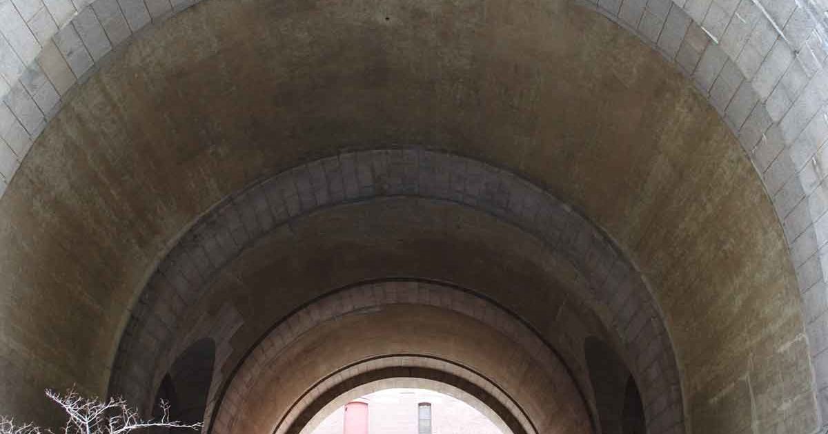On the Grid : The Archway Under the Manhattan Bridge