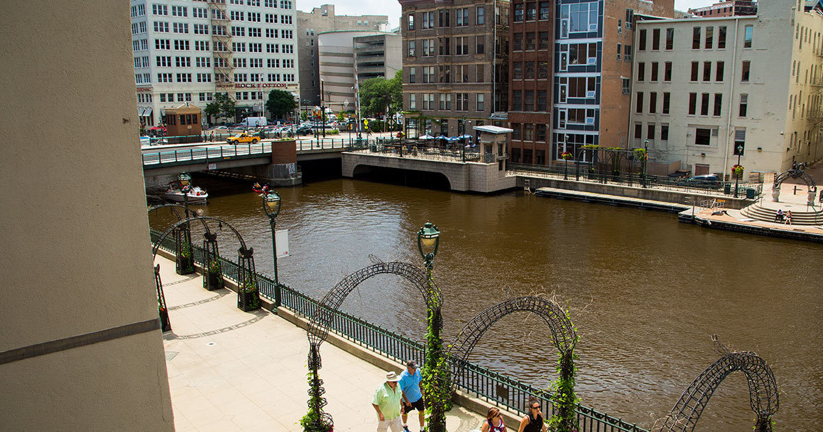 On the Grid : Milwaukee RiverWalk