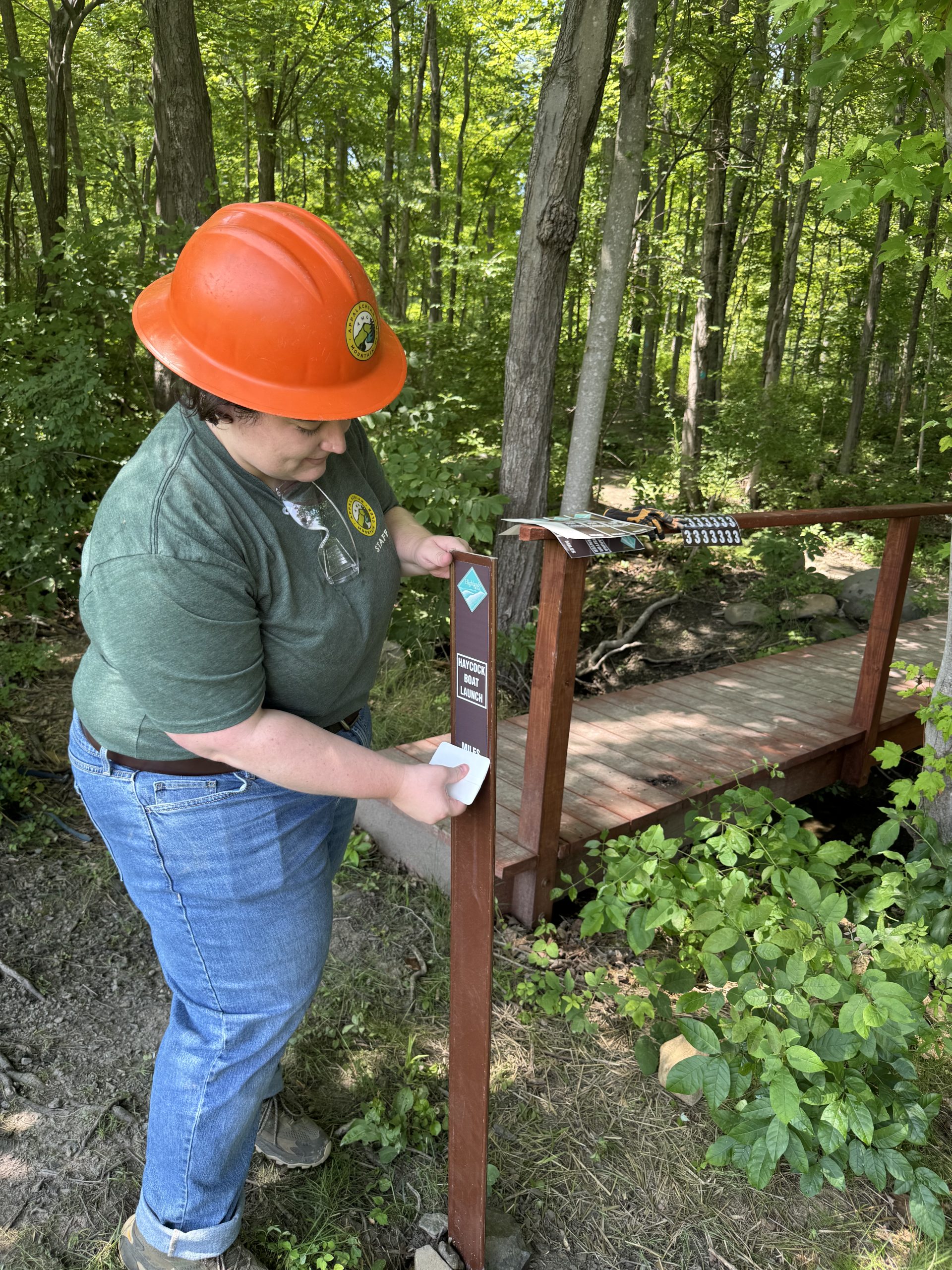 Installing Highlands Trail Medallions and Signage - Pennsylvania Highlands