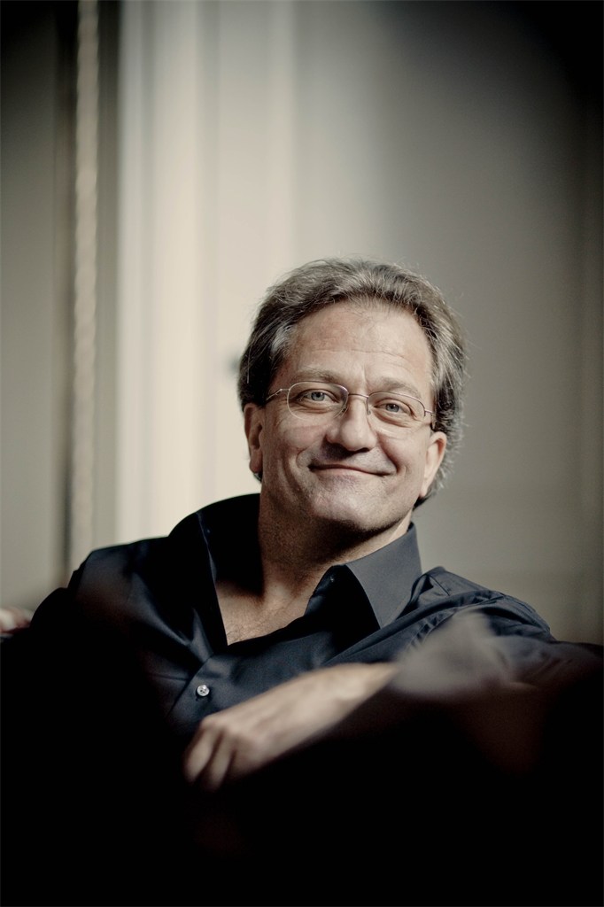 Gérard Korsten conducts Eberl, Hartmann, Schubert and Beethoven ...