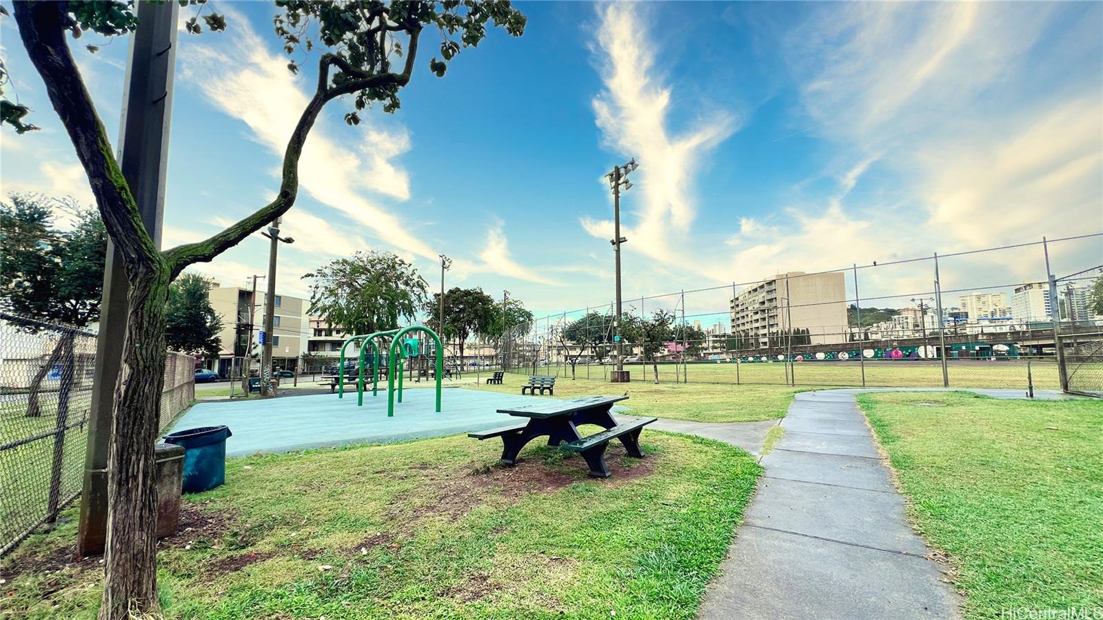 1323 Makiki St #A301